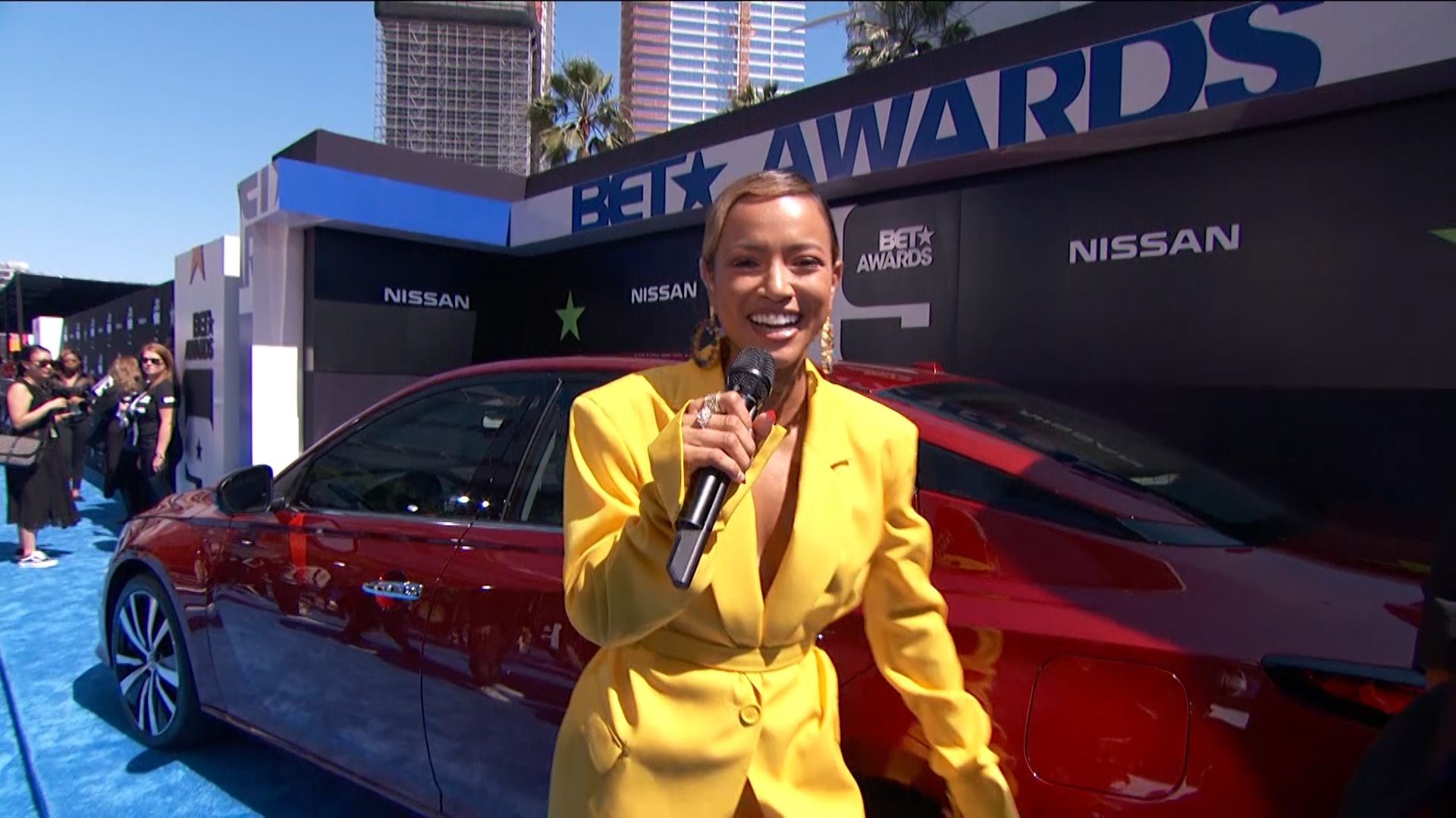 Ciara and Lil Kim on the Red Carpet - (Video Clip) | BET Naacp Image Awards