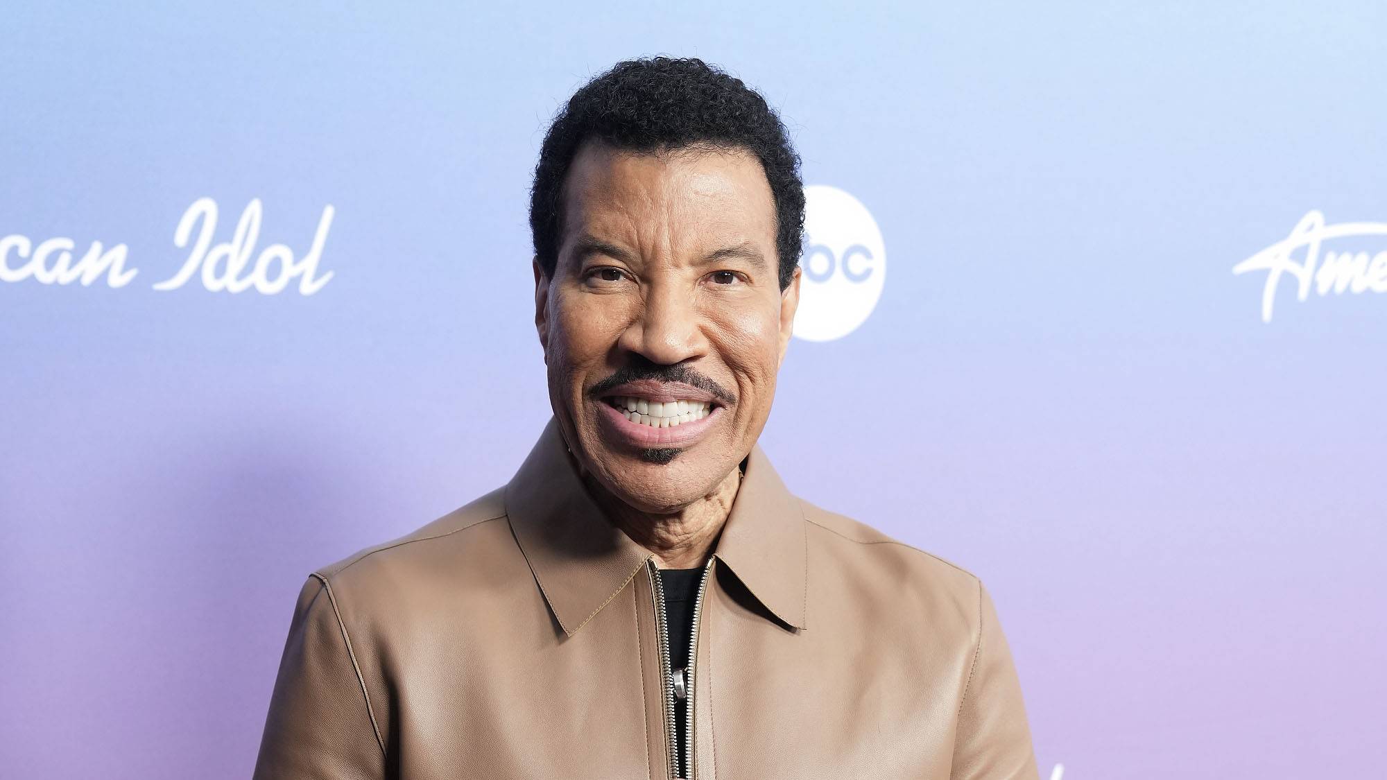 Lionel Richie Walks Daughter Sofia Down the Aisle in Glam France ...