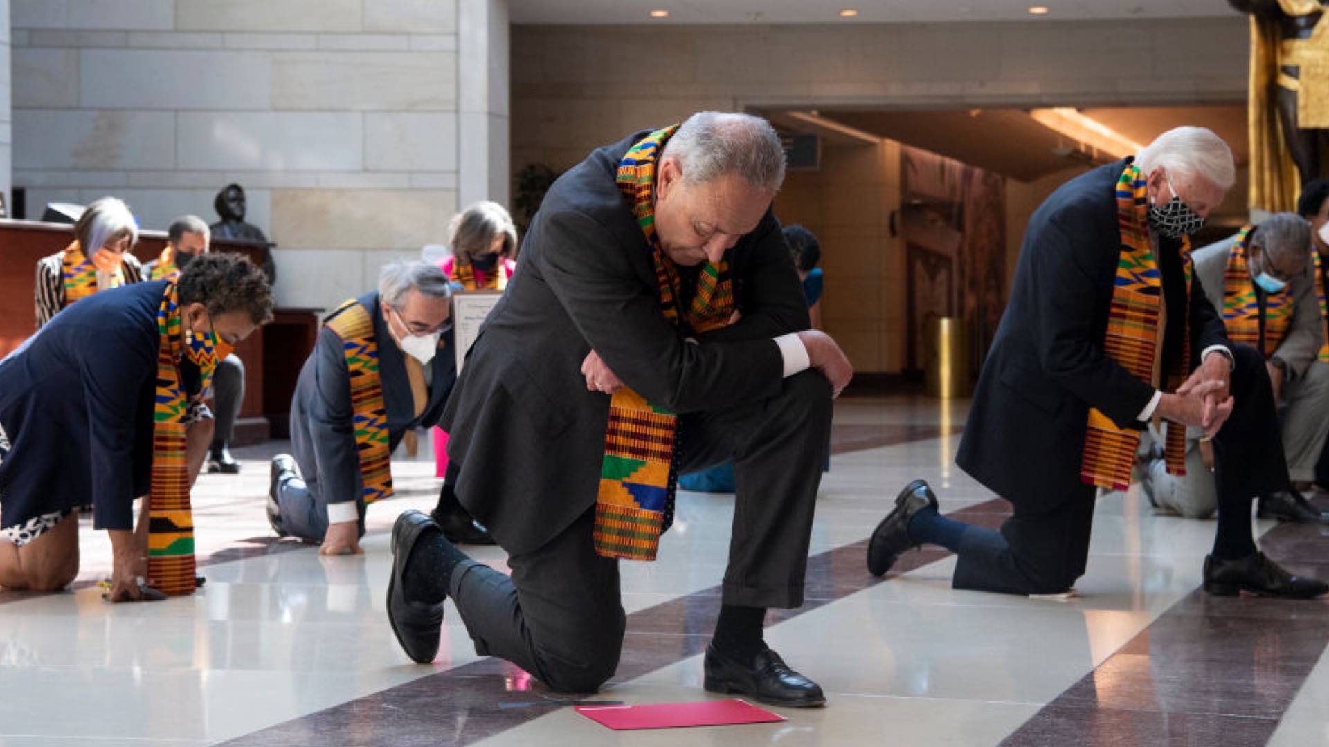 Democrats Kneel At Capitol Building To Honor George Floyd - (Video Clip ... Democrats Kneel At Capitol Building To Honor George Floyd - (Video Clip ...