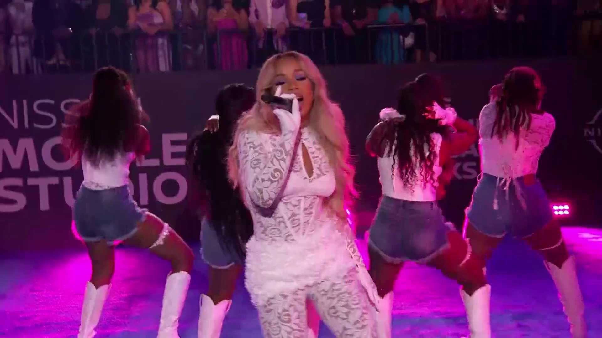 Tanner Adell - "Buckle Bunny"/"Cowboy" - BET Awards 2024 (Video Clip ...