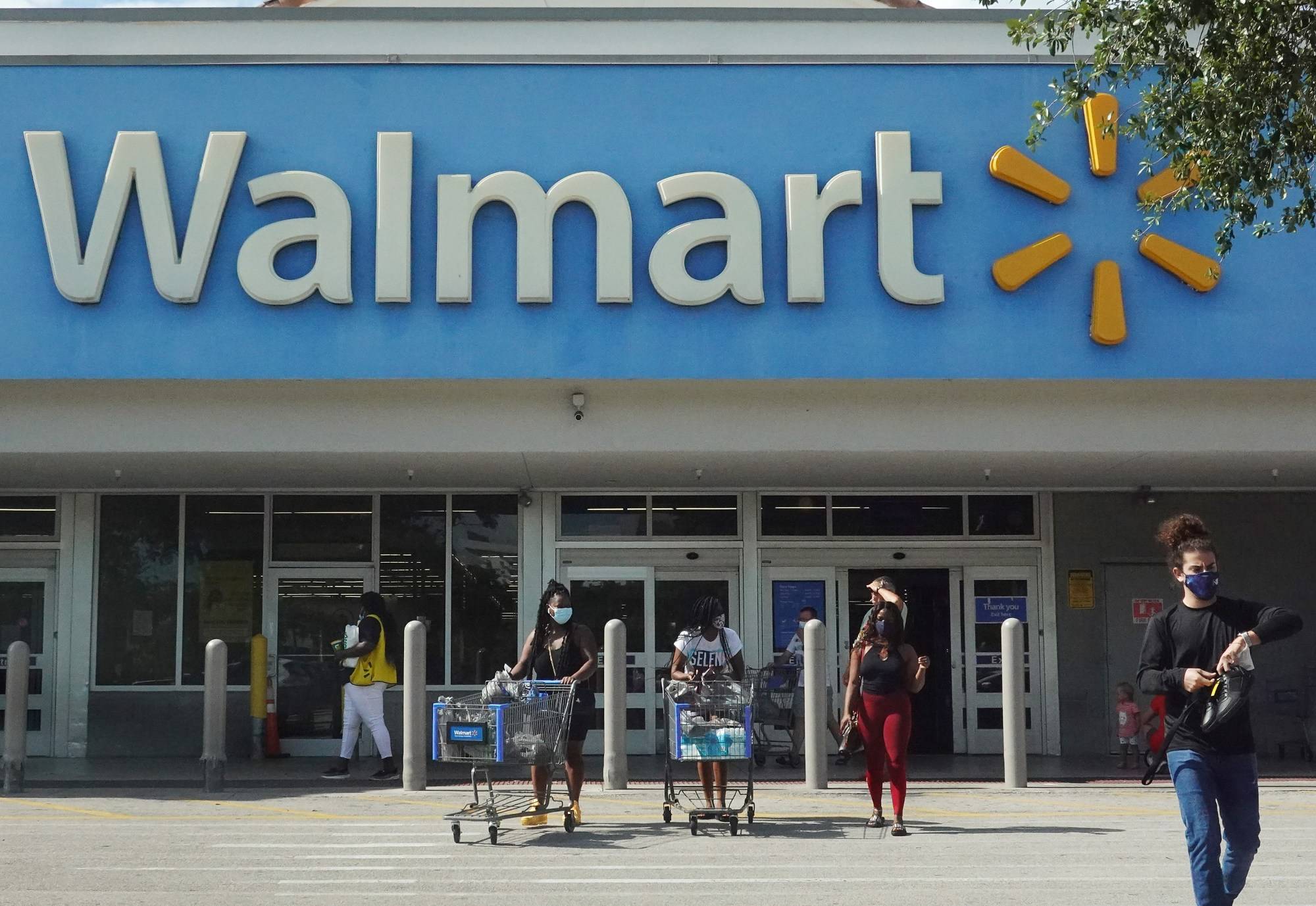 ‘walmart Karen Falsely Accuses Black Man Of Stealing Her Sons Phone