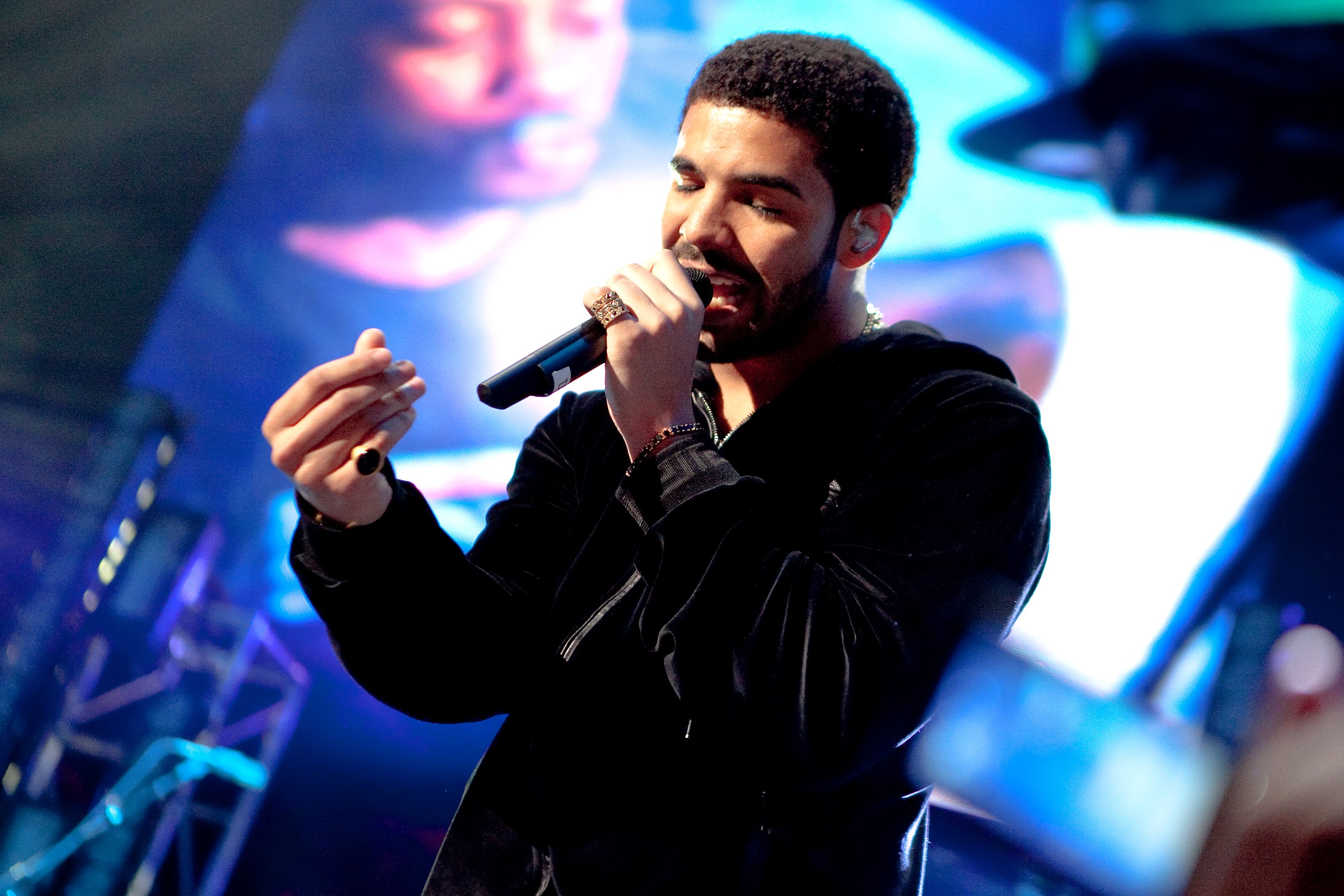 Drake - After diving - Image 4 from Taking the Stage | BET