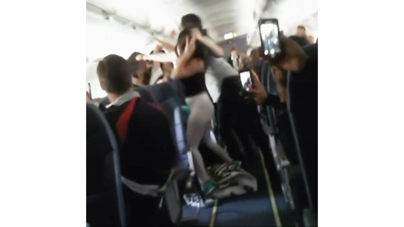 [Watch] Five Women Start Brawling on Flight From Baltimore to LA | News ...