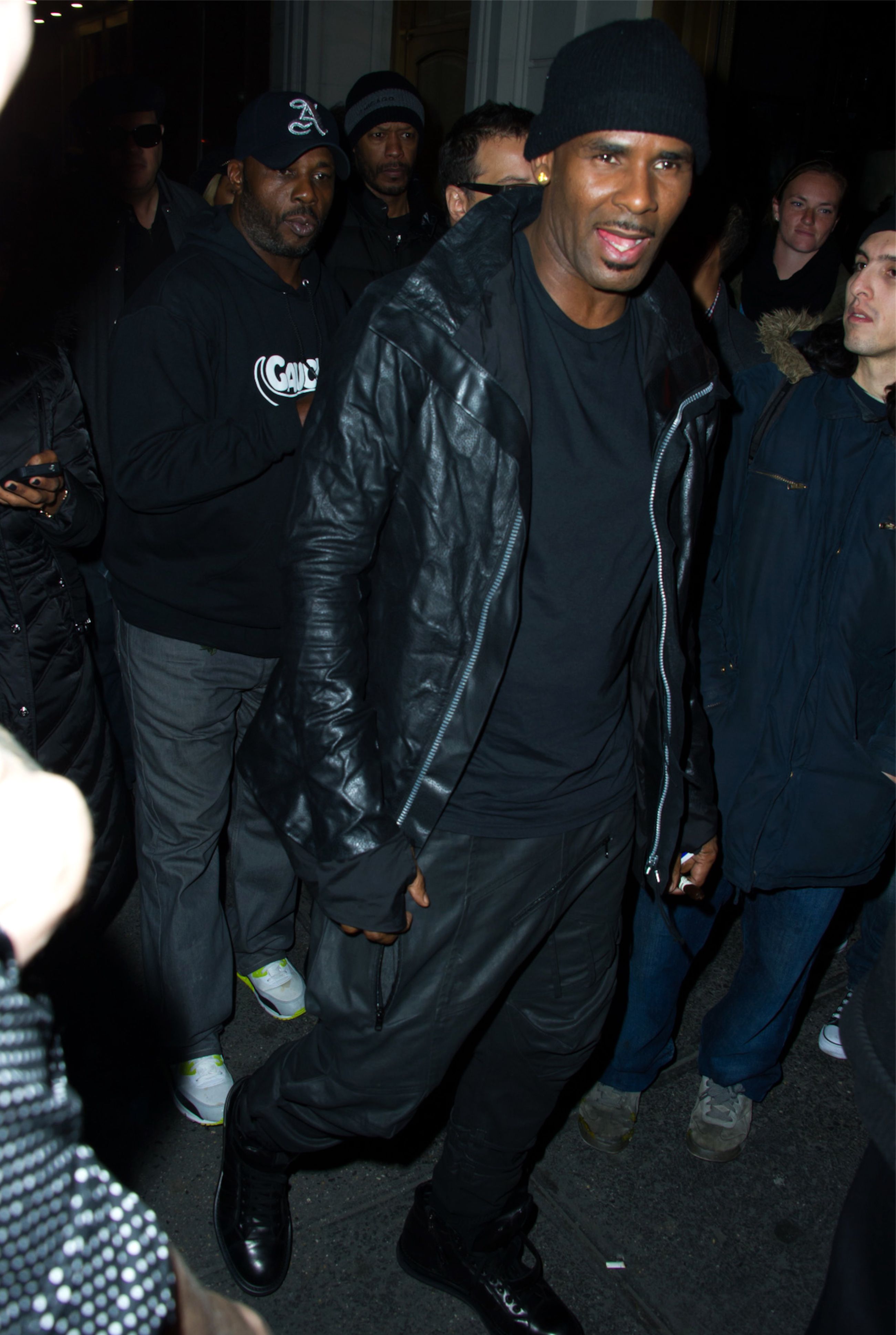 "Legs Shakin'" featuring Ludacris - Image 2 from The Rundown: R. Kelly ...