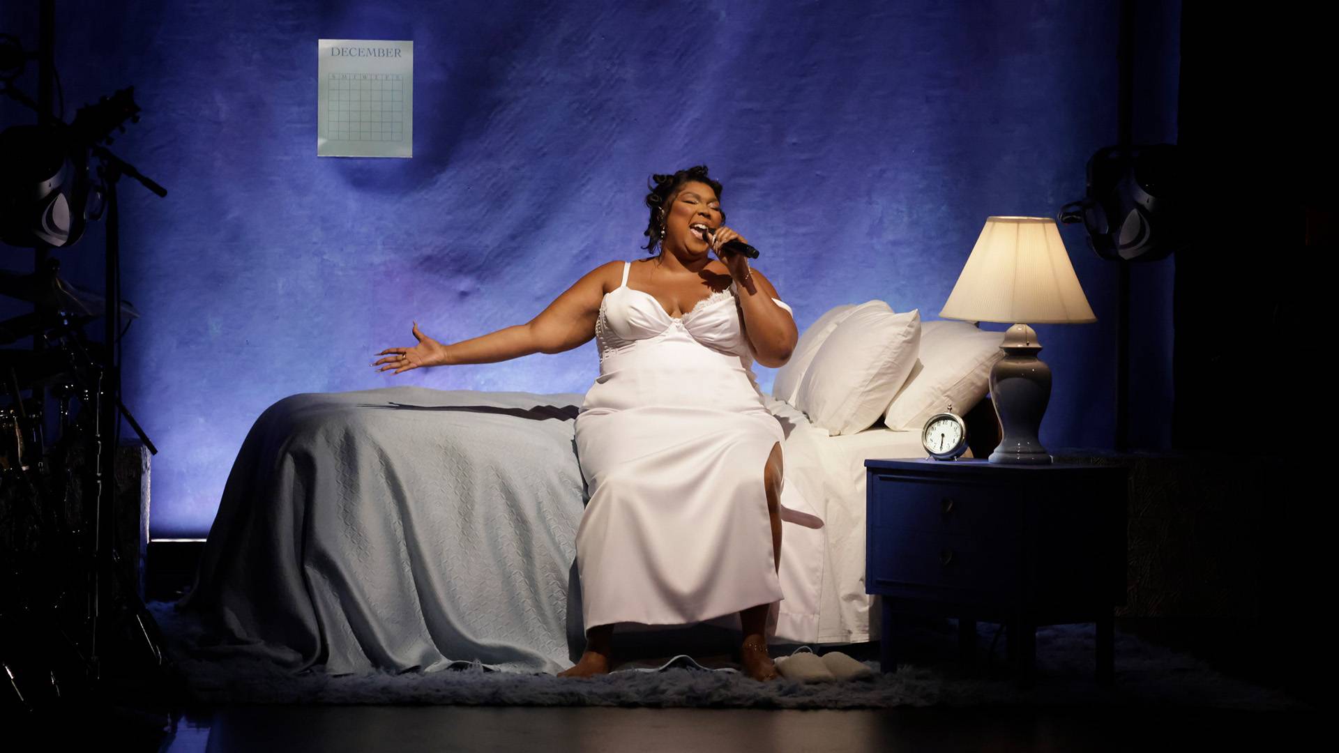 Lizzo’s ‘SNL’ Performance Honors Annie Lee’s Iconic Painting ‘Blue Monday’ | News | BET