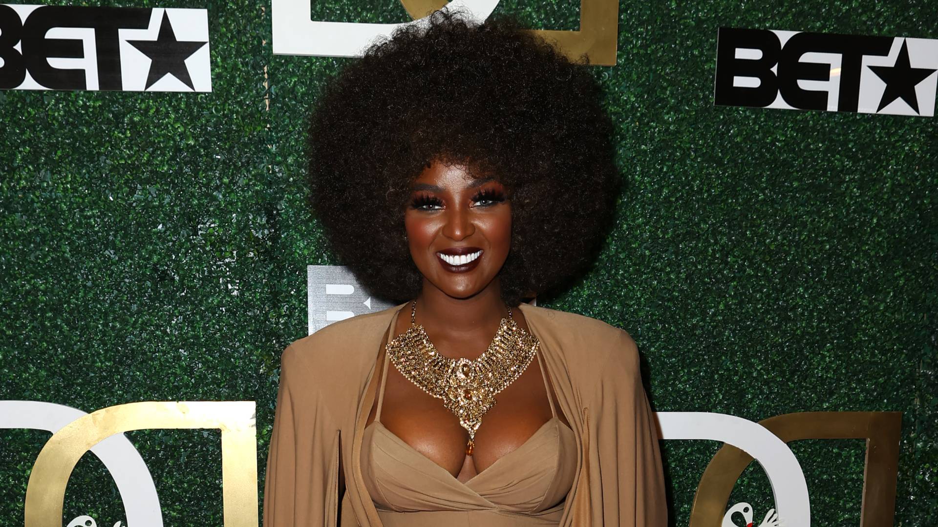 Amara La Negra Gets A Nonsurgical Cosmetic Procedure On Her Face—see