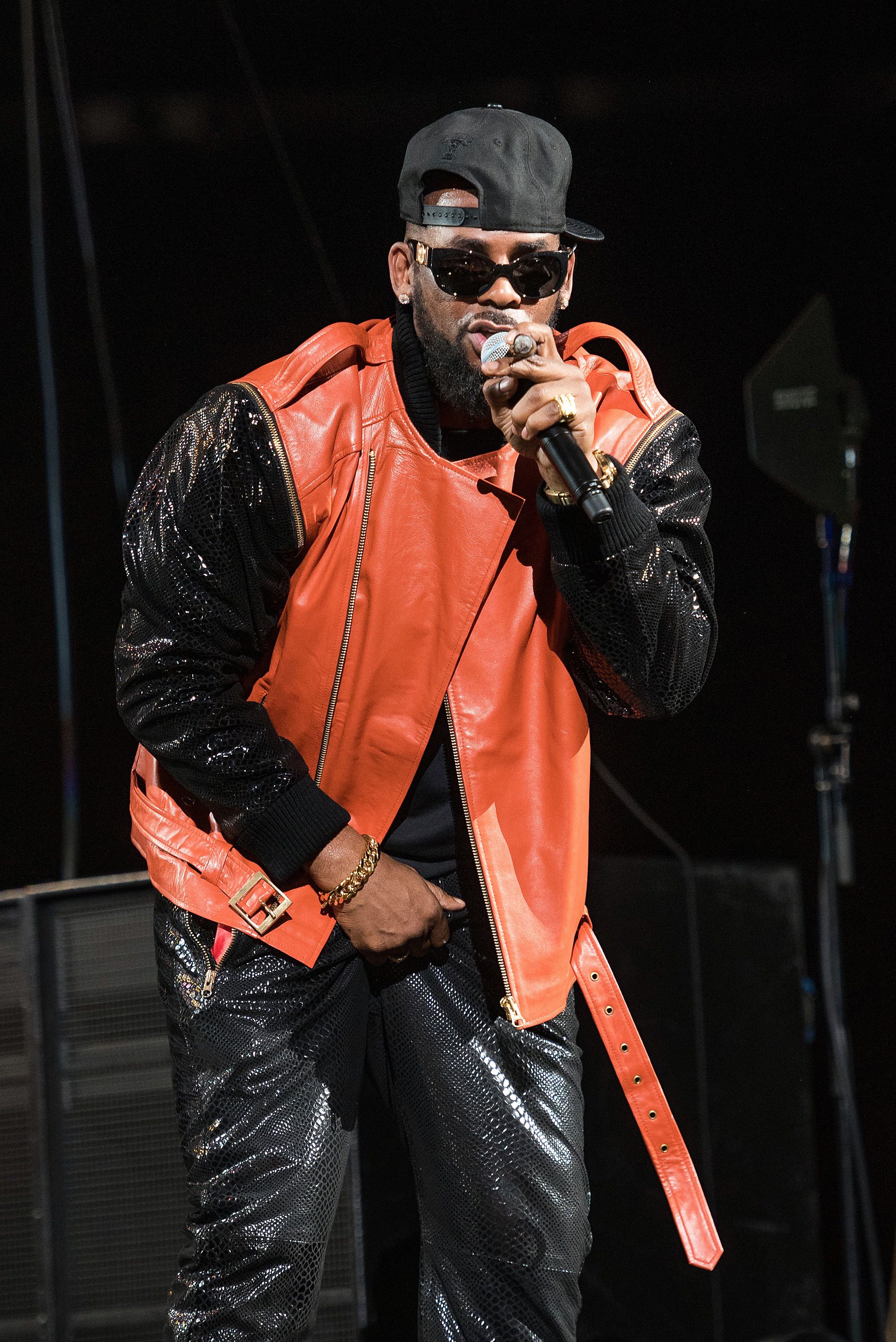 R. Kelly - R. - Image 17 from Taking the Stage | BET