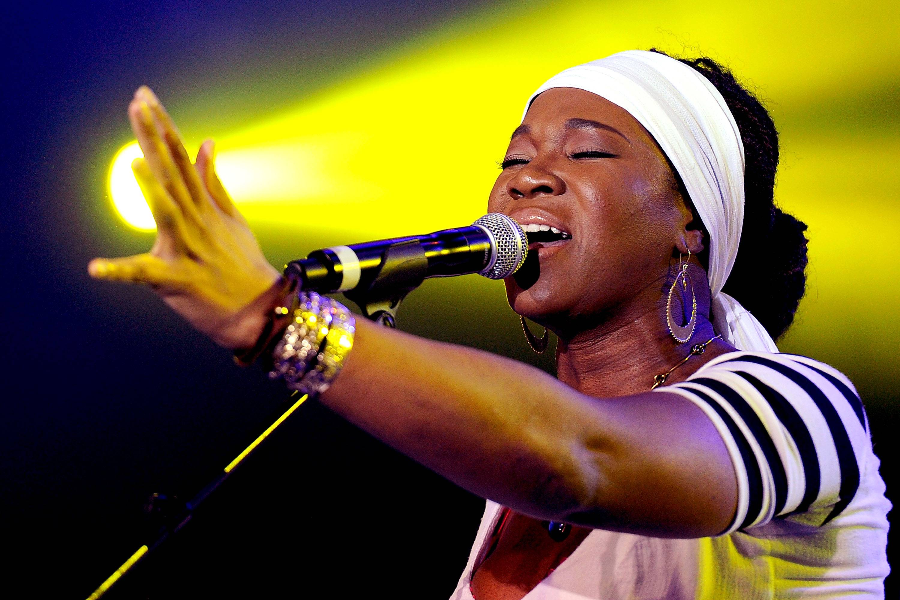 India.Arie, 'Interlude' - Acoustic - Image 8 from The Best R&B Album ...