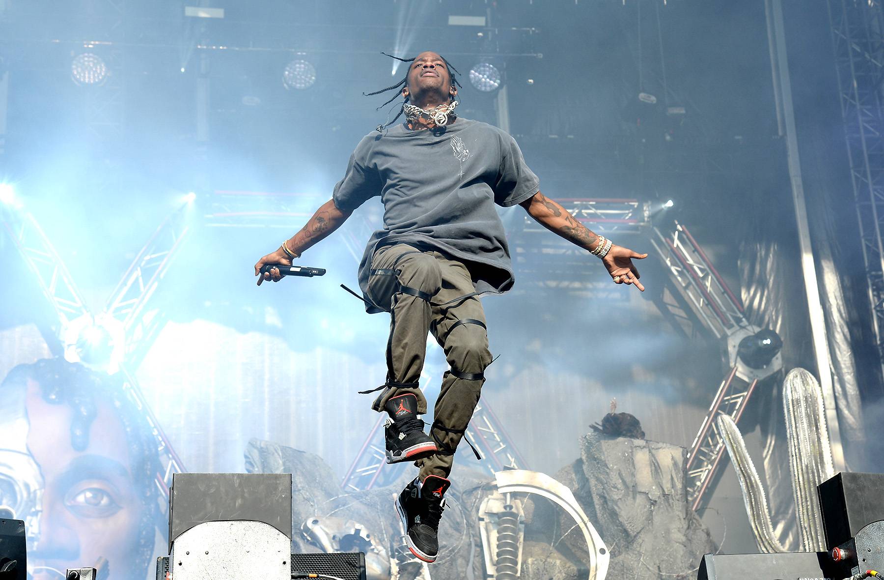 Travis Scott Says His Fall Through Drake's Stage Wasn't What It Looked ...