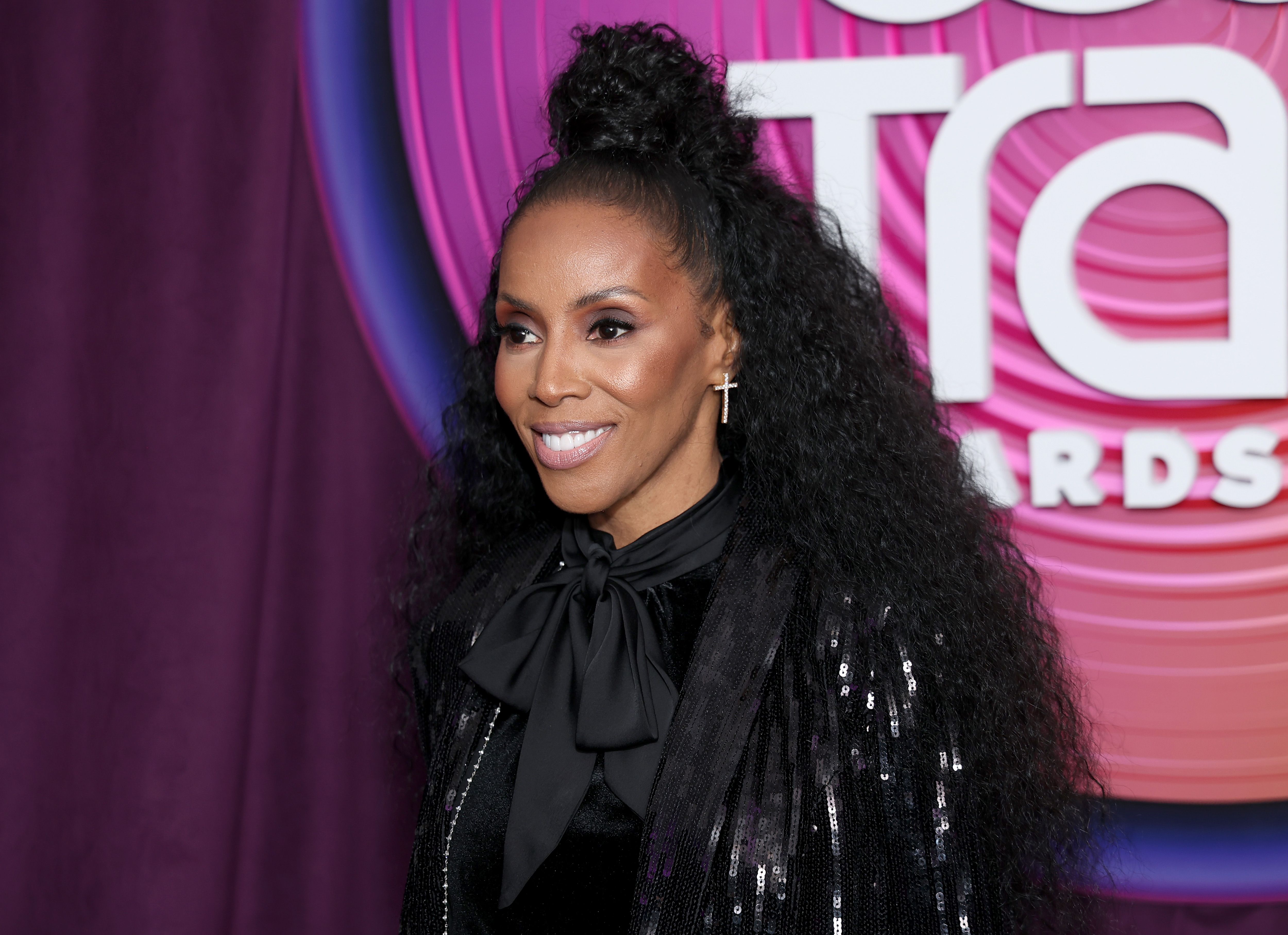 A mesh moment can - Image 6 from Soul Train Awards 2023: The Guru Of ...