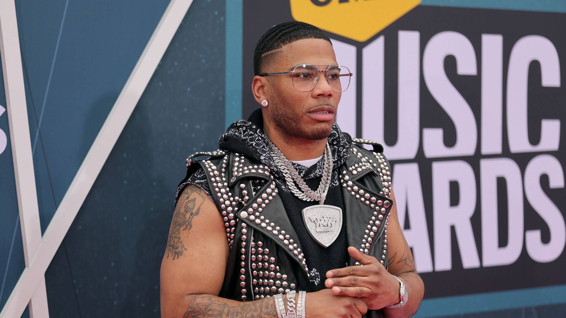 Nelly Reacts After Fan Throws Mysterious Object That Hit Him In The ...