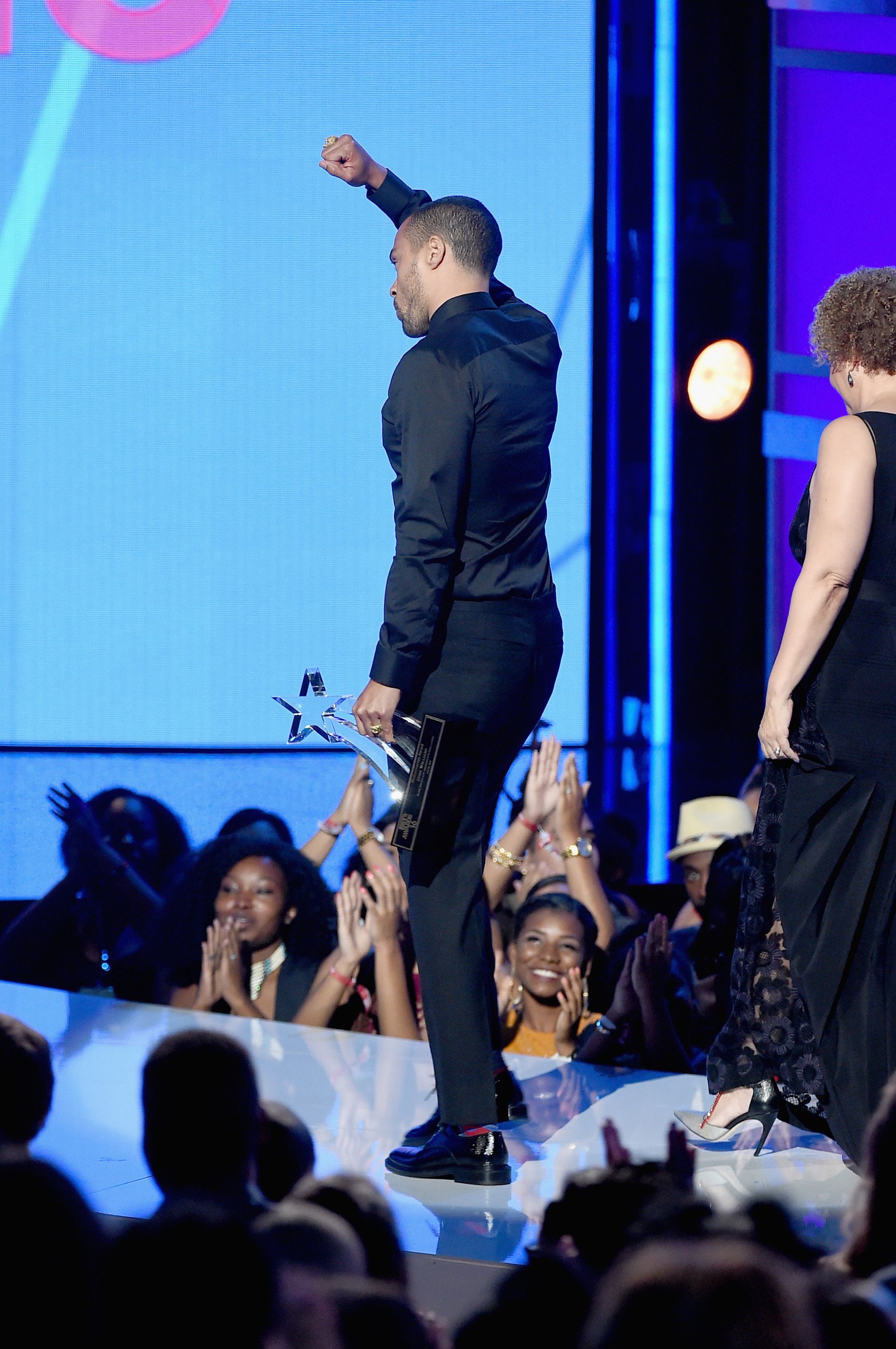 Drops Mic - [[Standing - Image 11 from Jesse Williams's Acceptance ...
