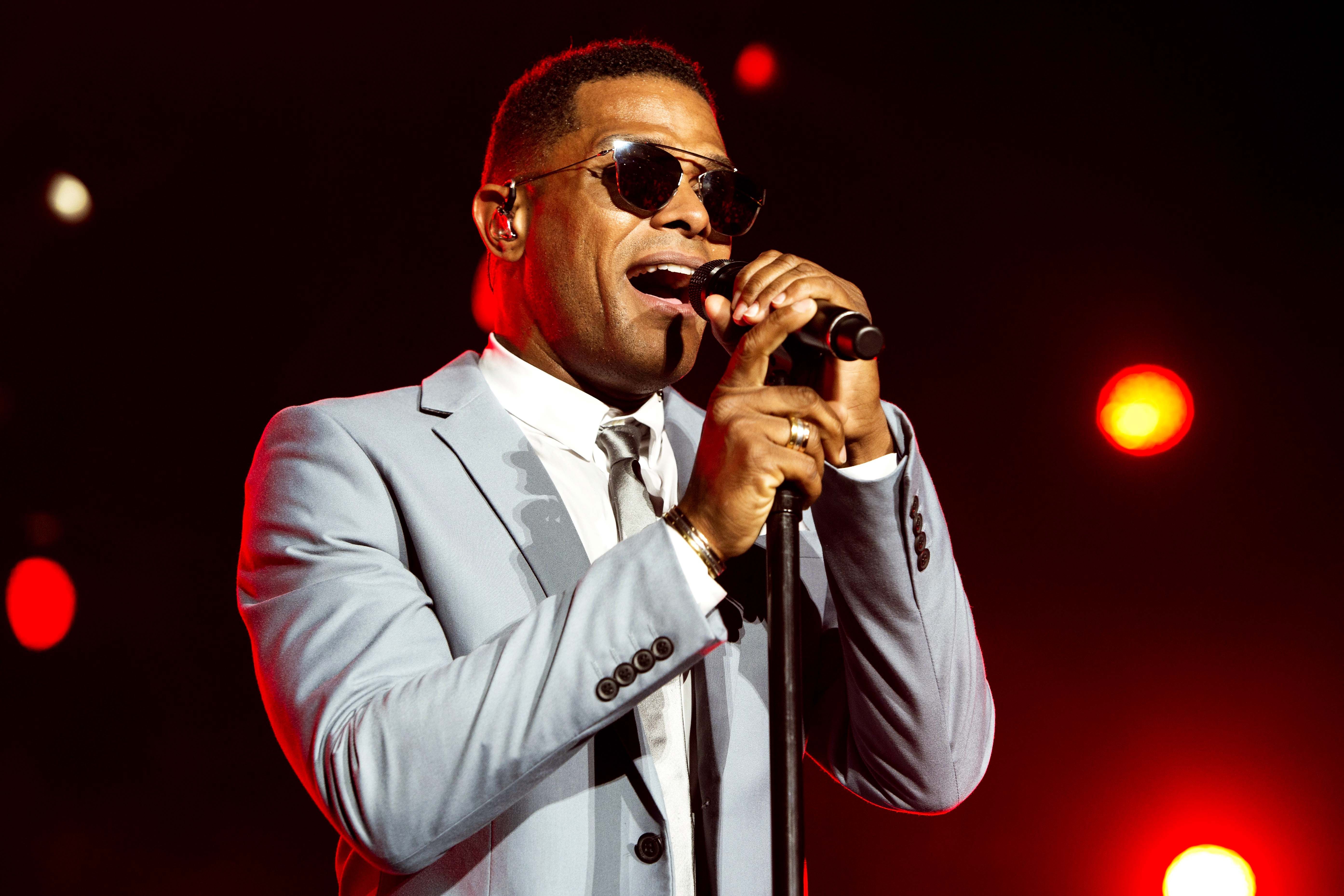 Zamn Zaddy: Singer Maxwell Looks Like A Snack In Pink Bathroom Robe ...
