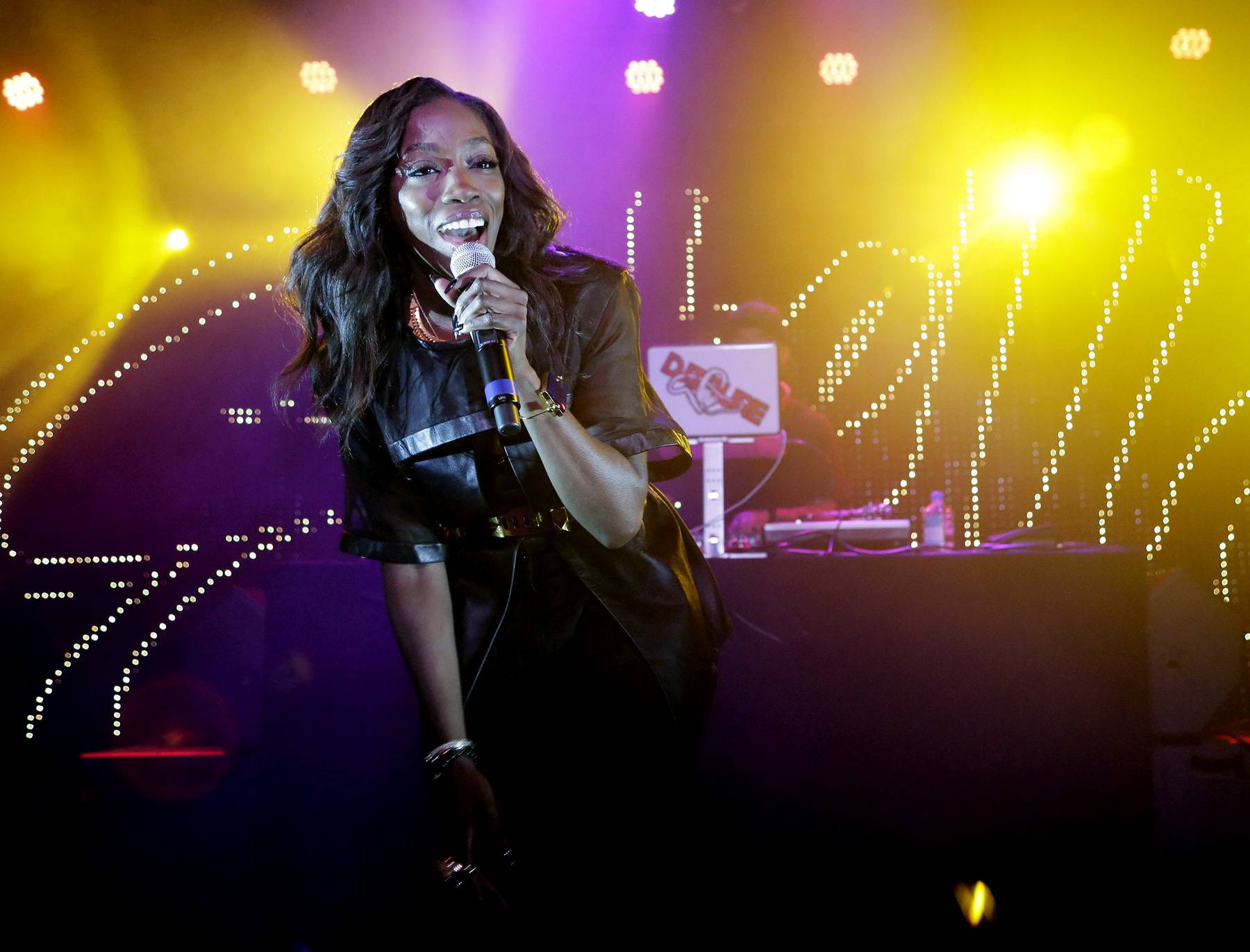 Stellar Performance - Estelle sings - Image 14 from Out and About ...