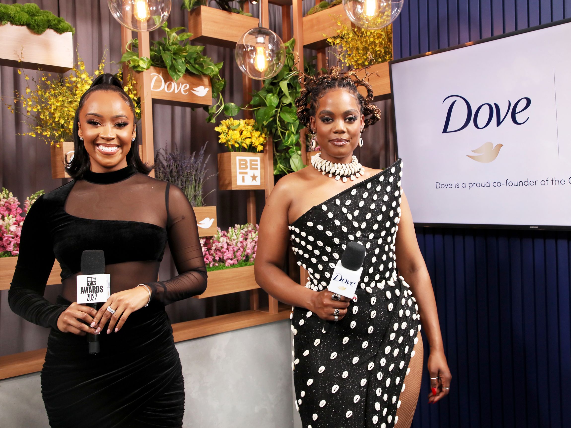 Amanda Booz and Actress - Image 4 from Scenes from the BET Awards 2022 ...