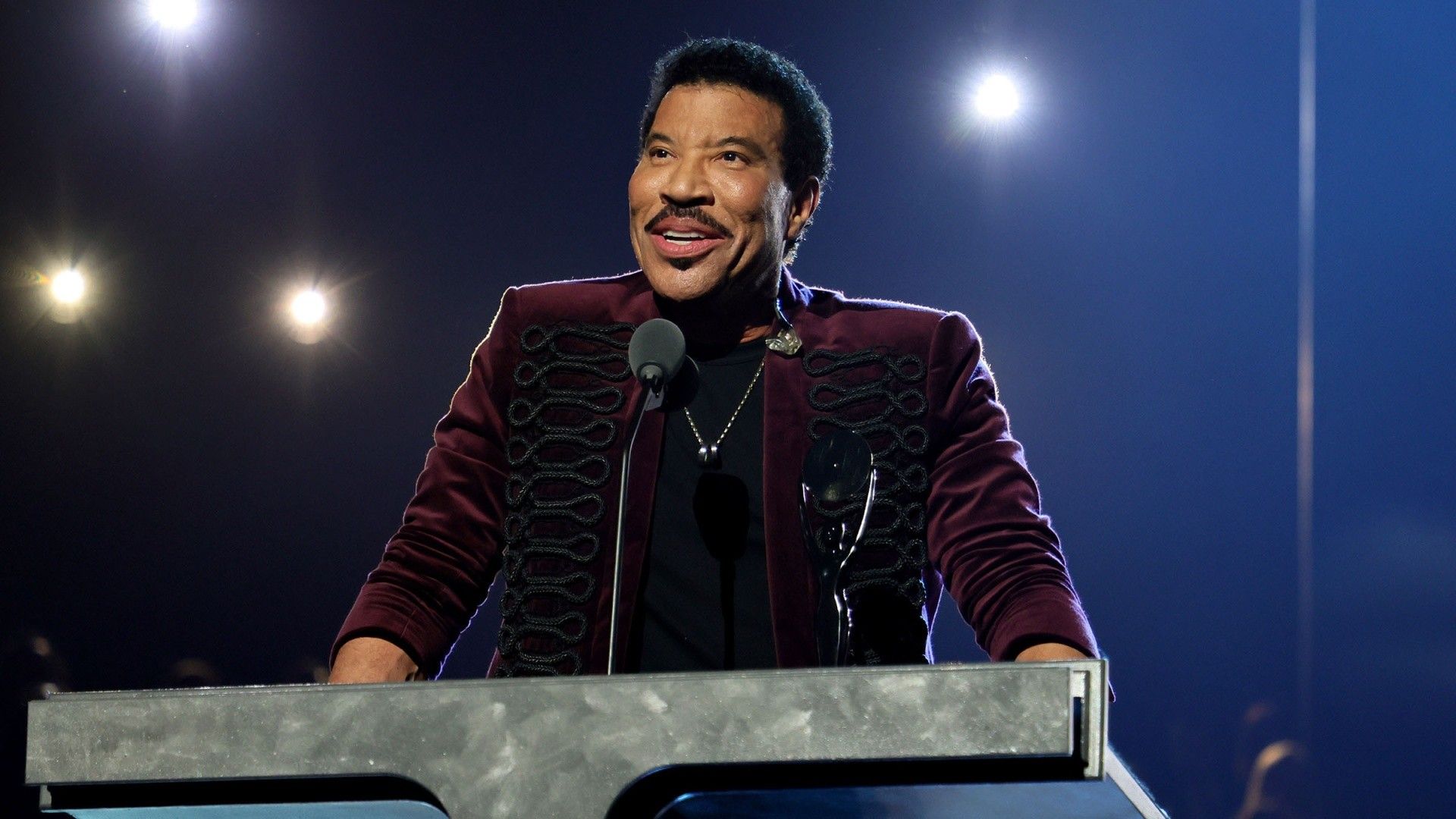 Lionel Richie Is Officially Inducted Into The Rock & Roll Hall of Fame ...