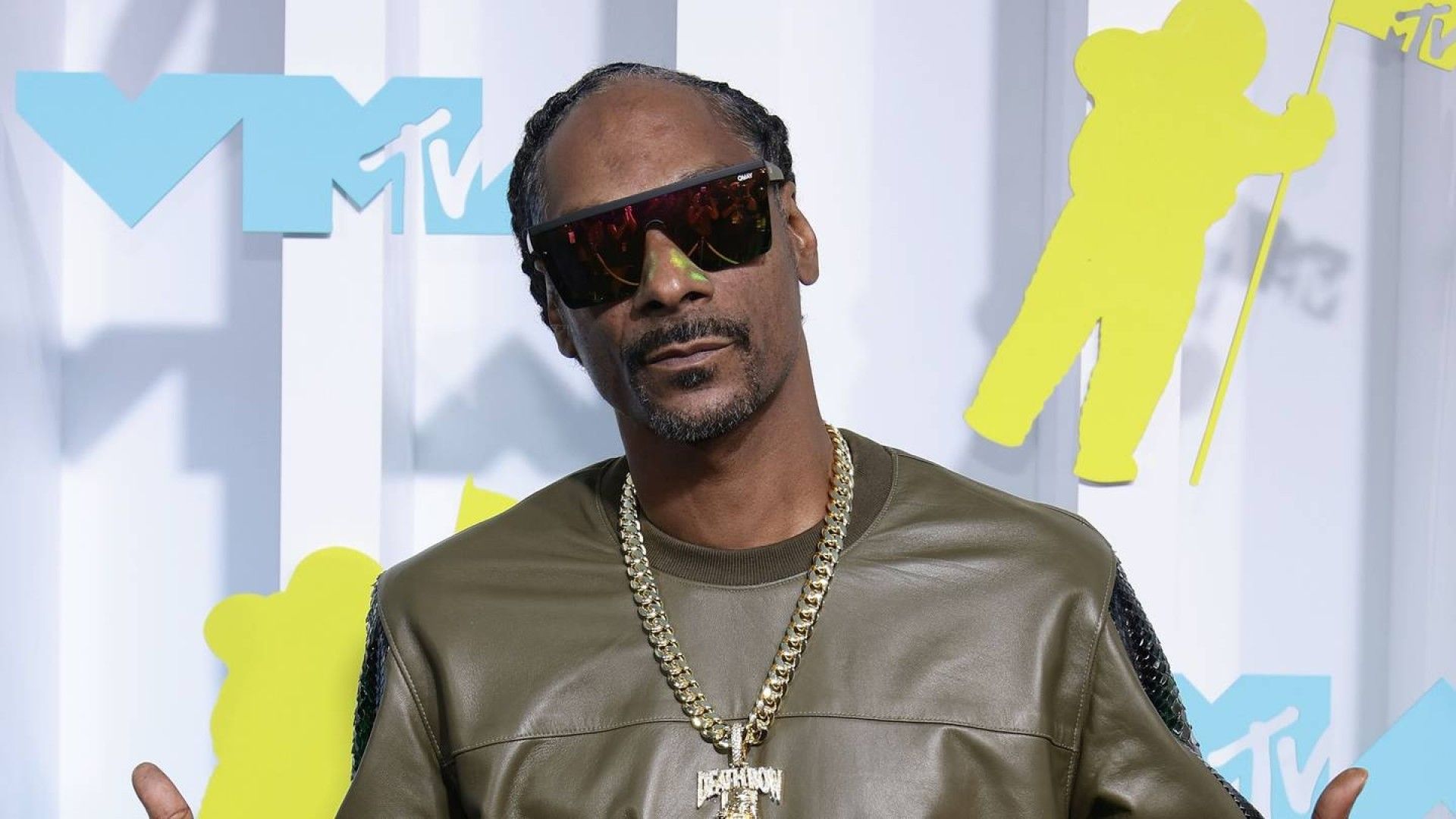 Snoop Dogg Calls Out Claims That He Smokes Up To 150 Joints A Day ...