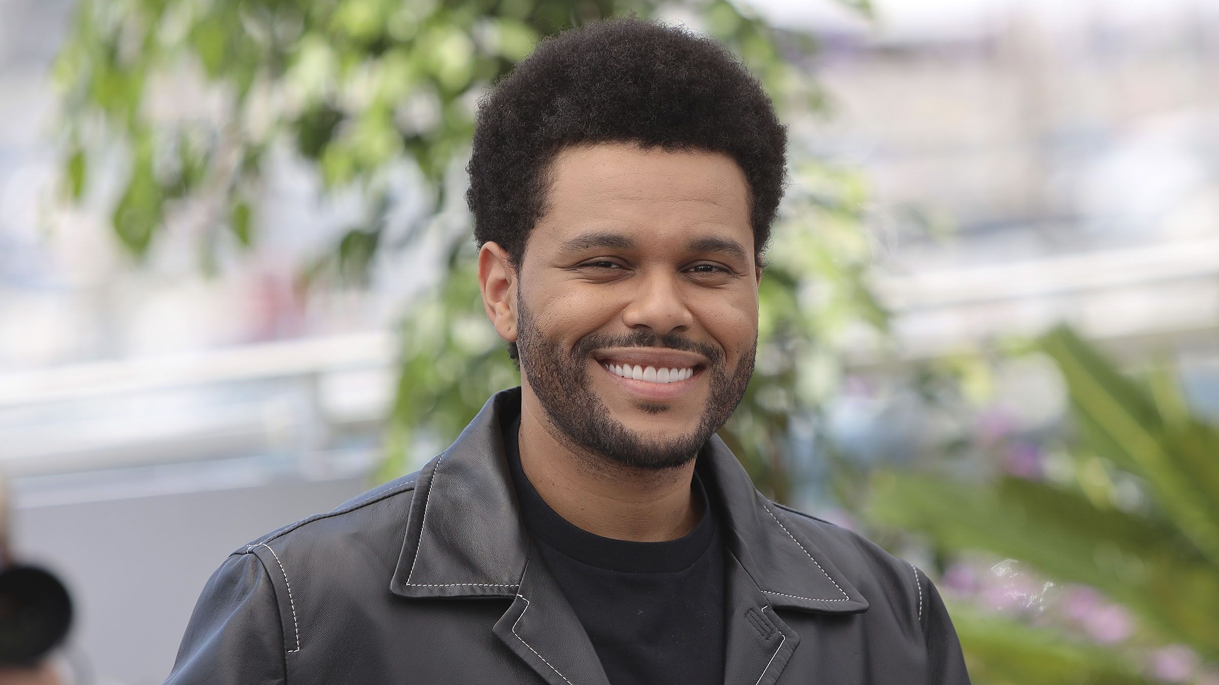 The Weeknd Surpasses Michael Jackson’s Tour Record While Tributing Him ...