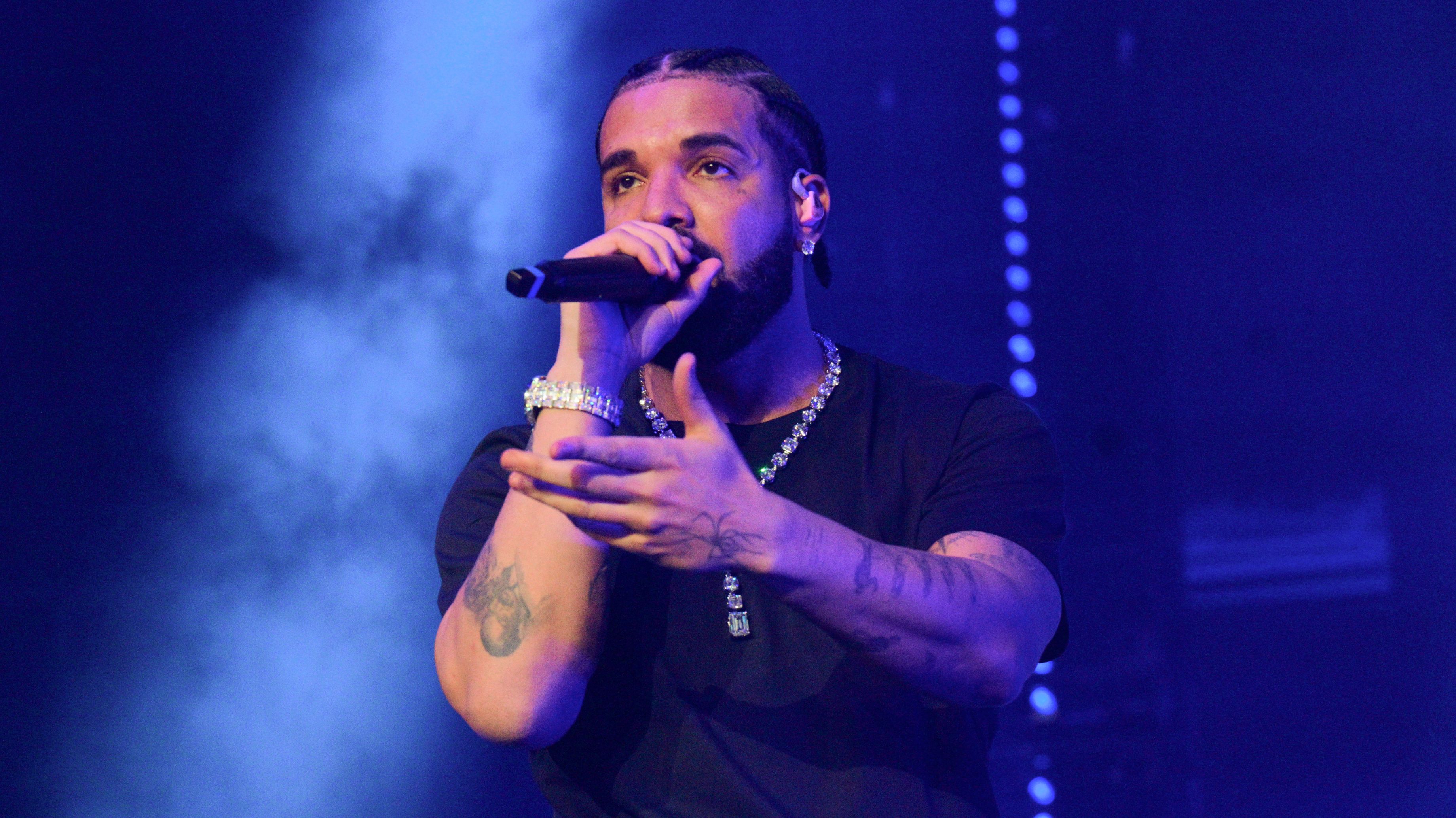 Drake Pushes Away Fan Who Attempted To Kiss Him In Dallas | News | BET