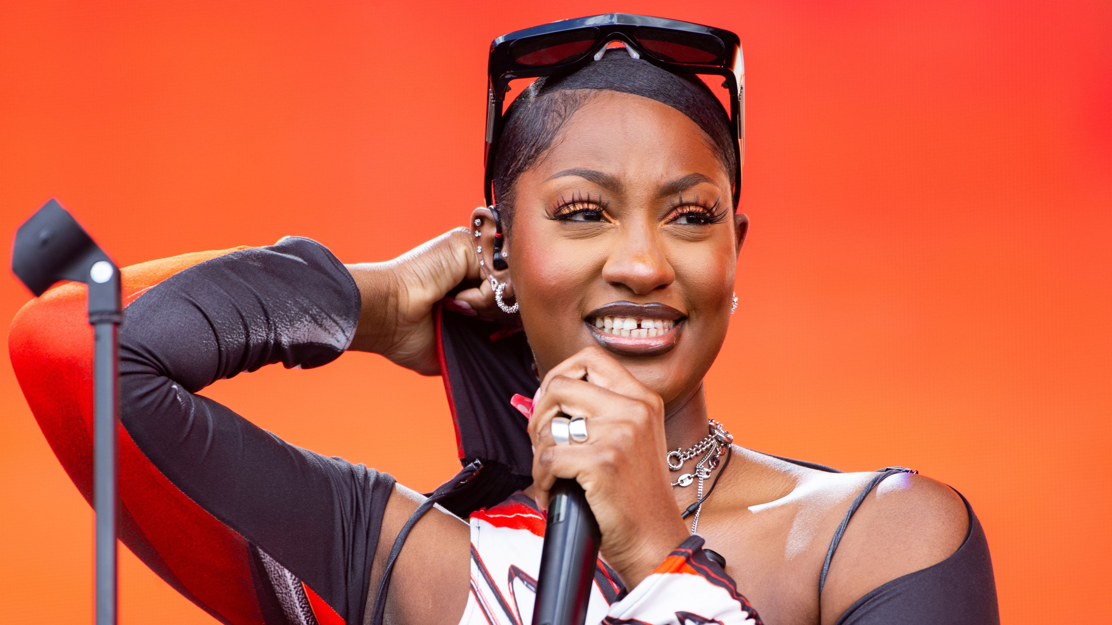 Soul Train Awards 2022: Singer-Songwriter Tems Lends Her Creativity in ...