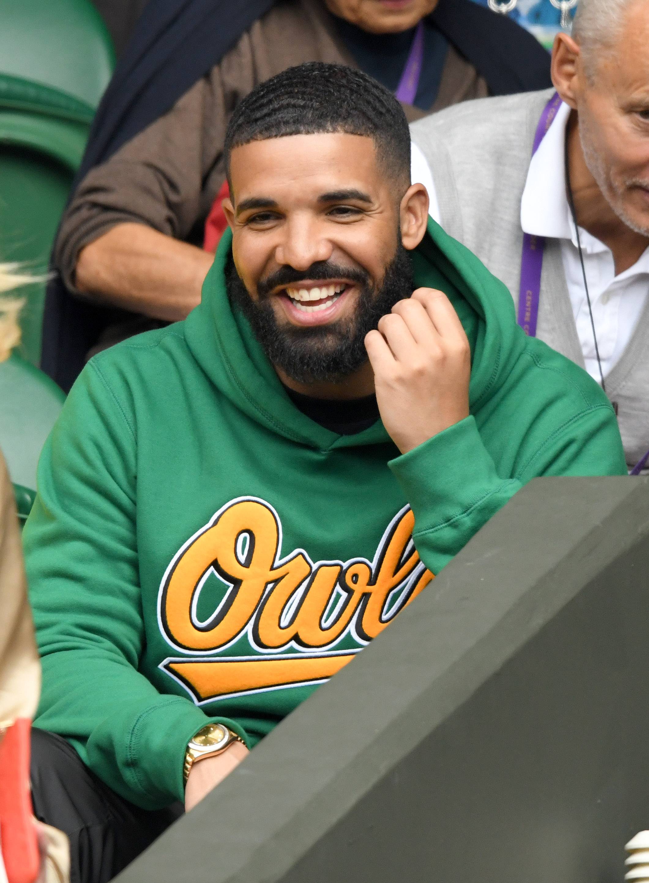 The Internet Is Roasting Drake Over This Photo That Looks Like His ...