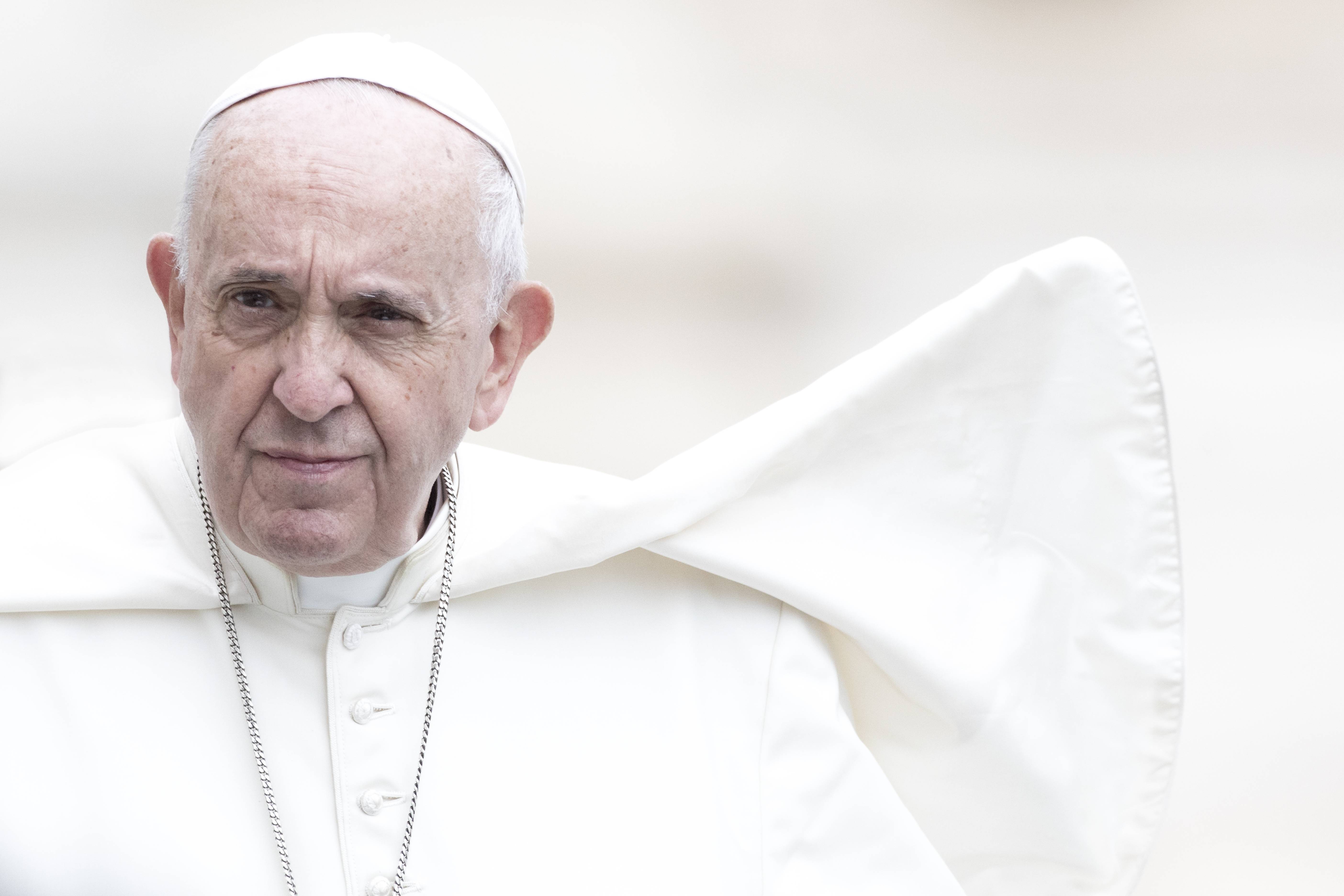 Pope Francis Apologizes After Slapping Away Hand Of Woman Grabbing His ... Pope Francis Apologizes After Slapping Away Hand Of Woman Grabbing His ...
