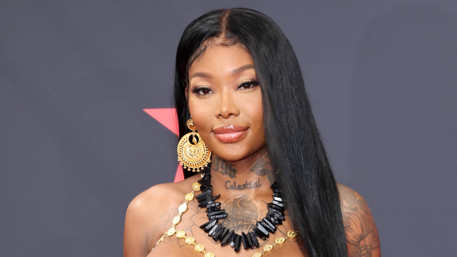 BET Awards 2022: Summer Walker Glows On The Red Carpet After Announcing ... BET Awards 2022: Summer Walker Glows On The Red Carpet After Announcing ...