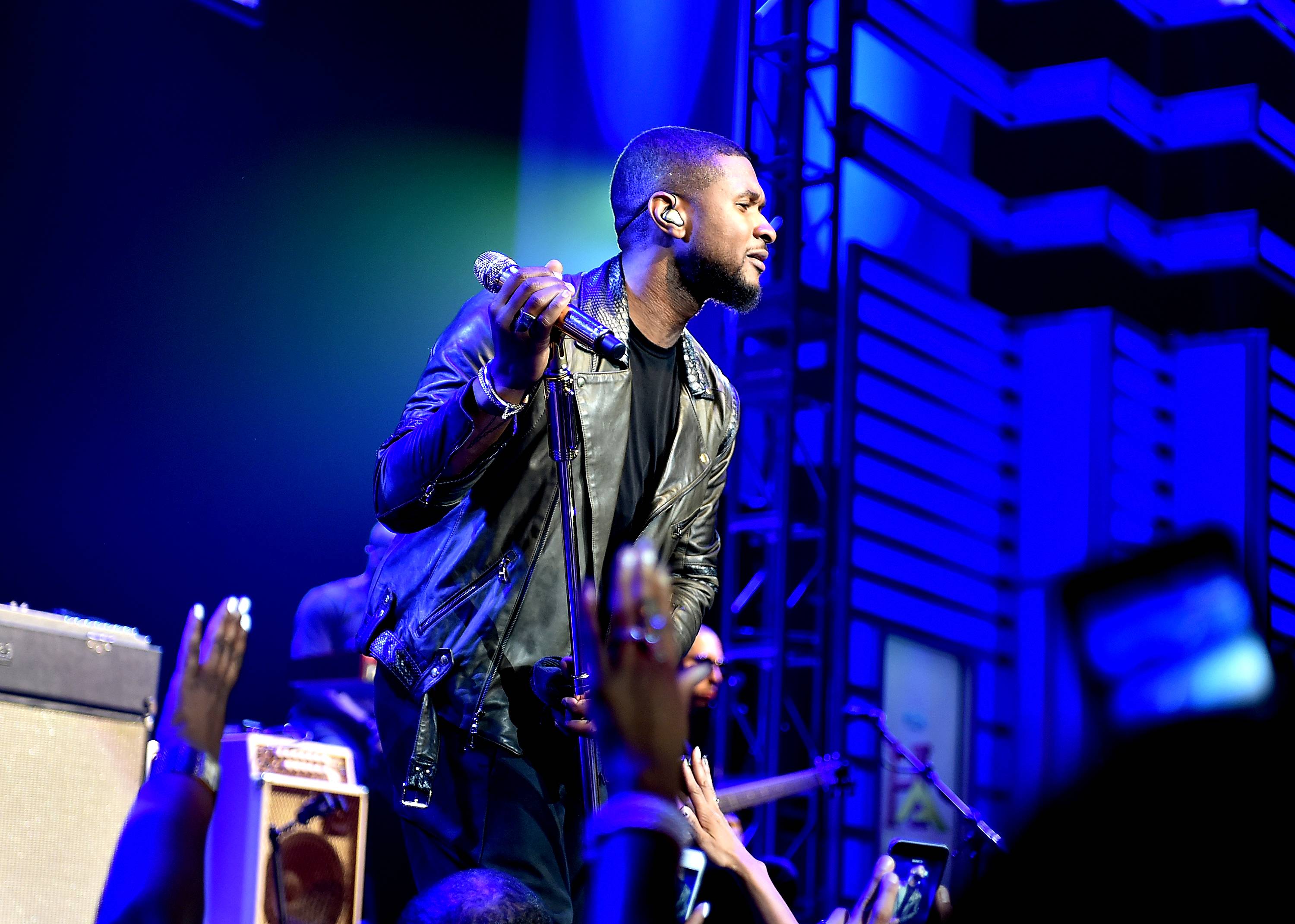 Usher - Usher is - Image 2 from R&B's Top 10 Dancers | BET