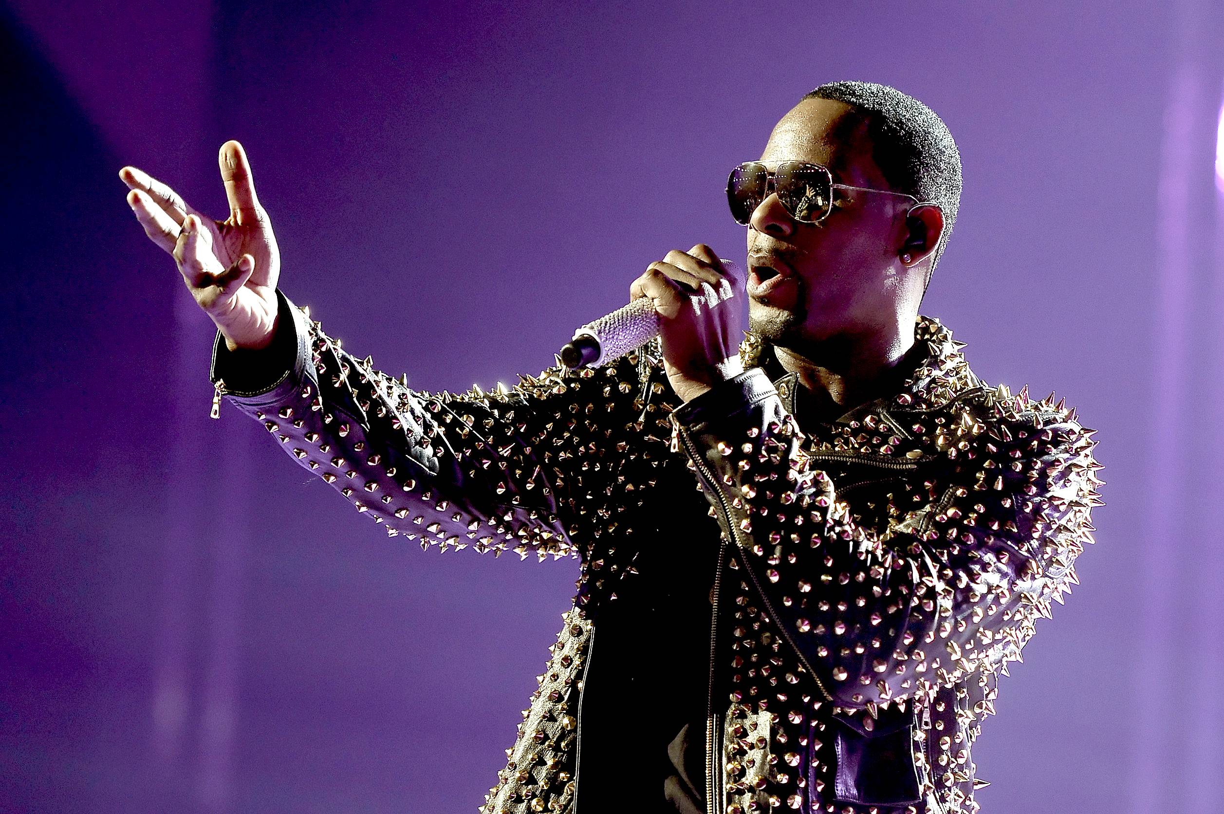 R. Kelly Sings Story of His Life in 45 Minutes | News | BET