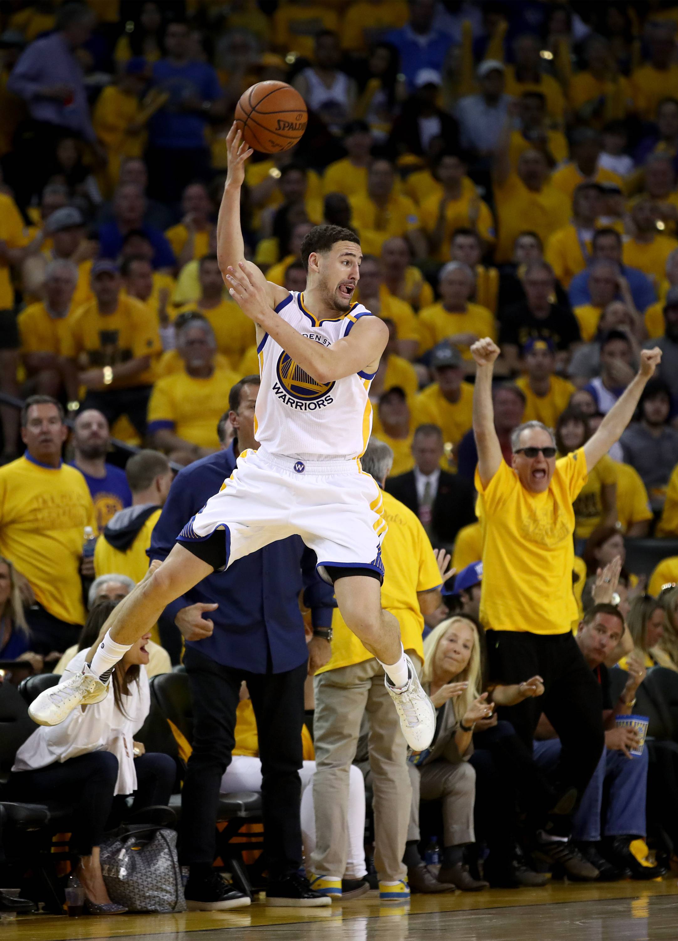 Klay Thompson Shows Exactly Why He Never Tries 360 Dunks in NBA Games ...