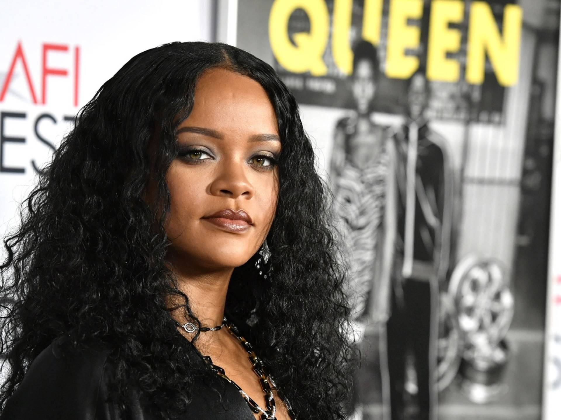 Rihanna Visits And Donates Clothes, Food To Homeless Veterans In Los ...