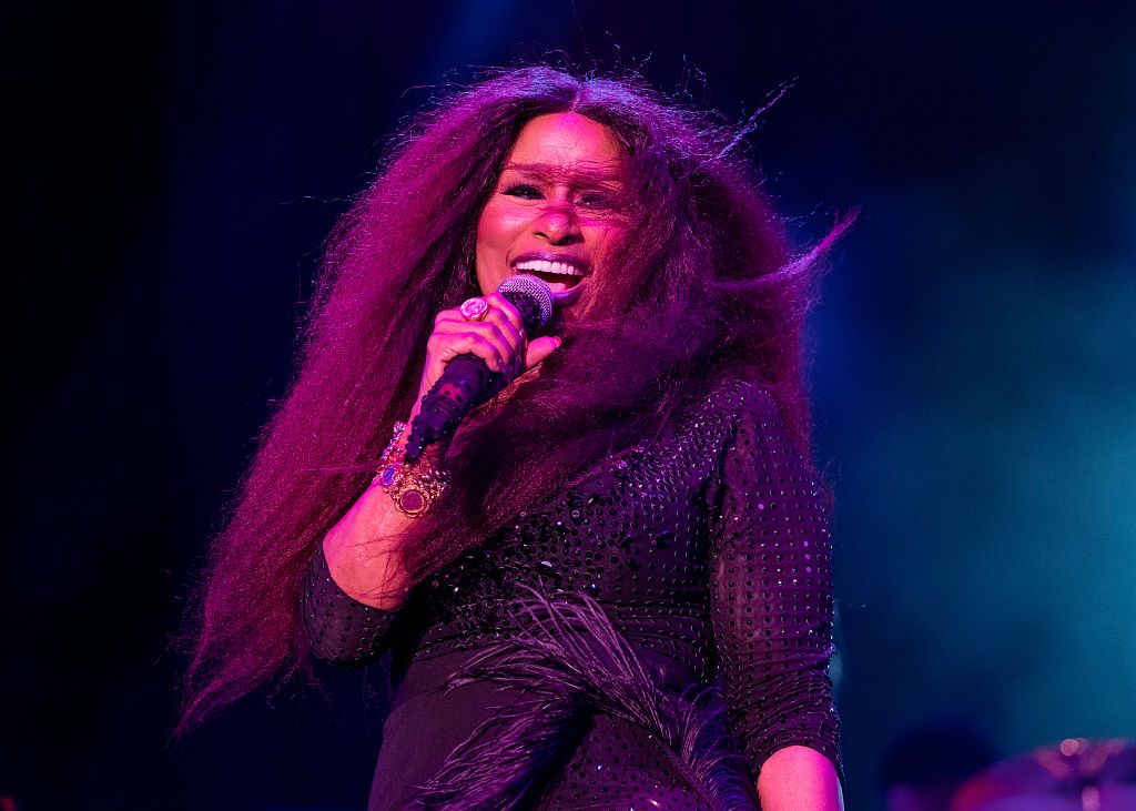 Chaka Khan shows a - Image 5 from Soul Train Awards 2022: Chaka Khan ...