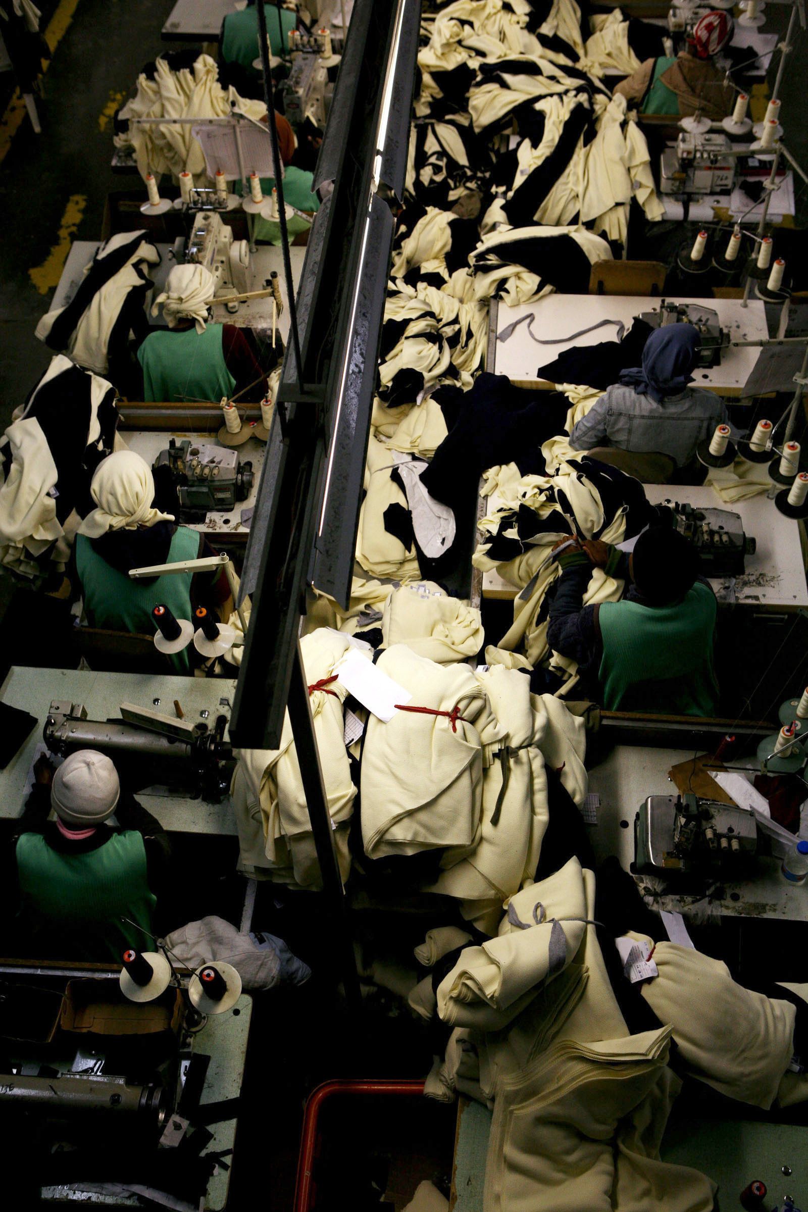 Under Bad Conditions - - Image 1 from Workplace Death Traps: 9 ...