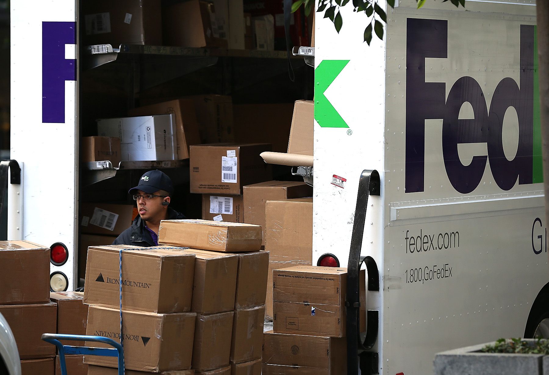 FedEx Connects Africa - - Image 10 from U.S. Corporations Shake Hands ...