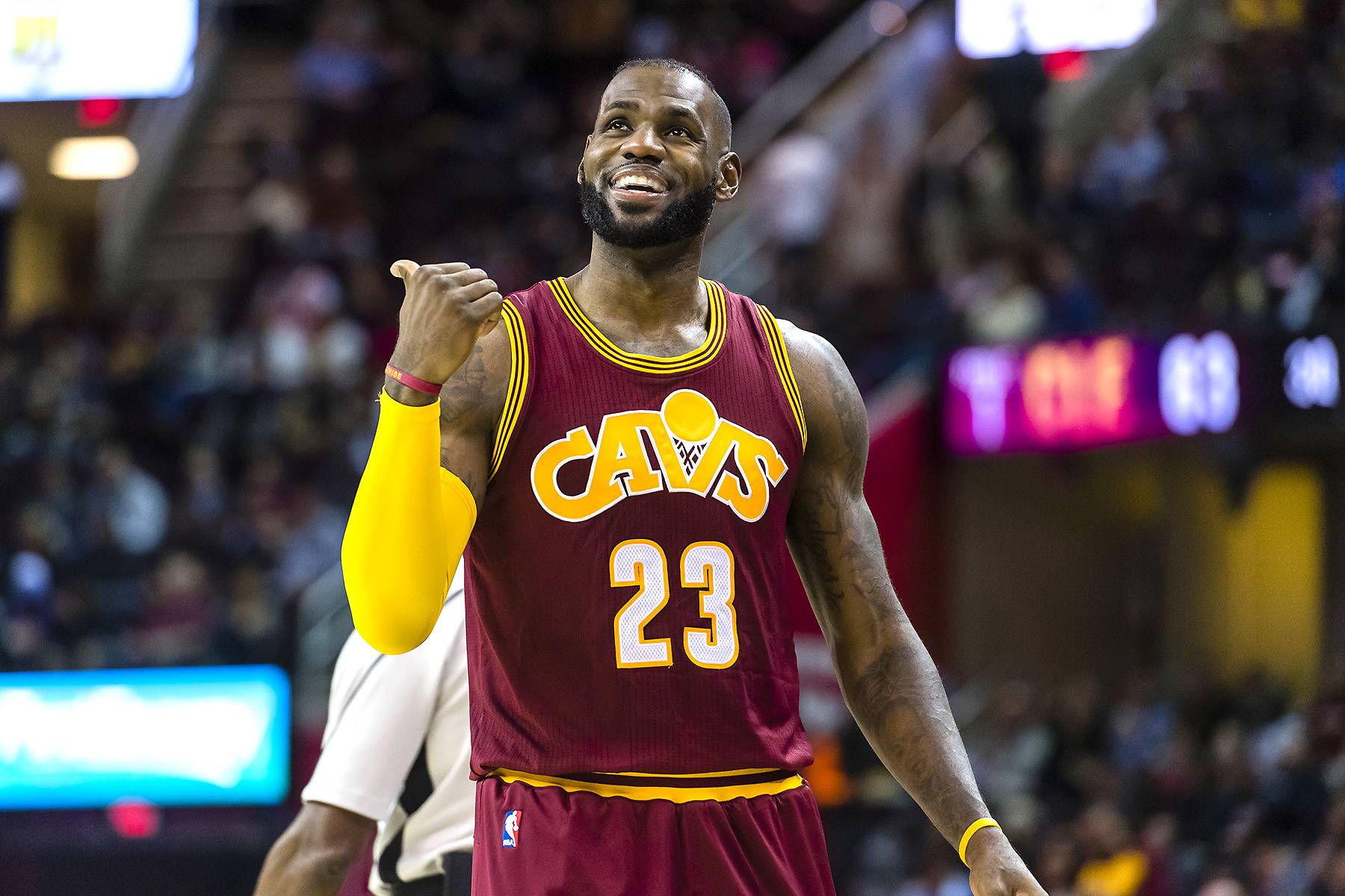 People Lost It Over LeBron James Pretending to Drink a Beer During a ...