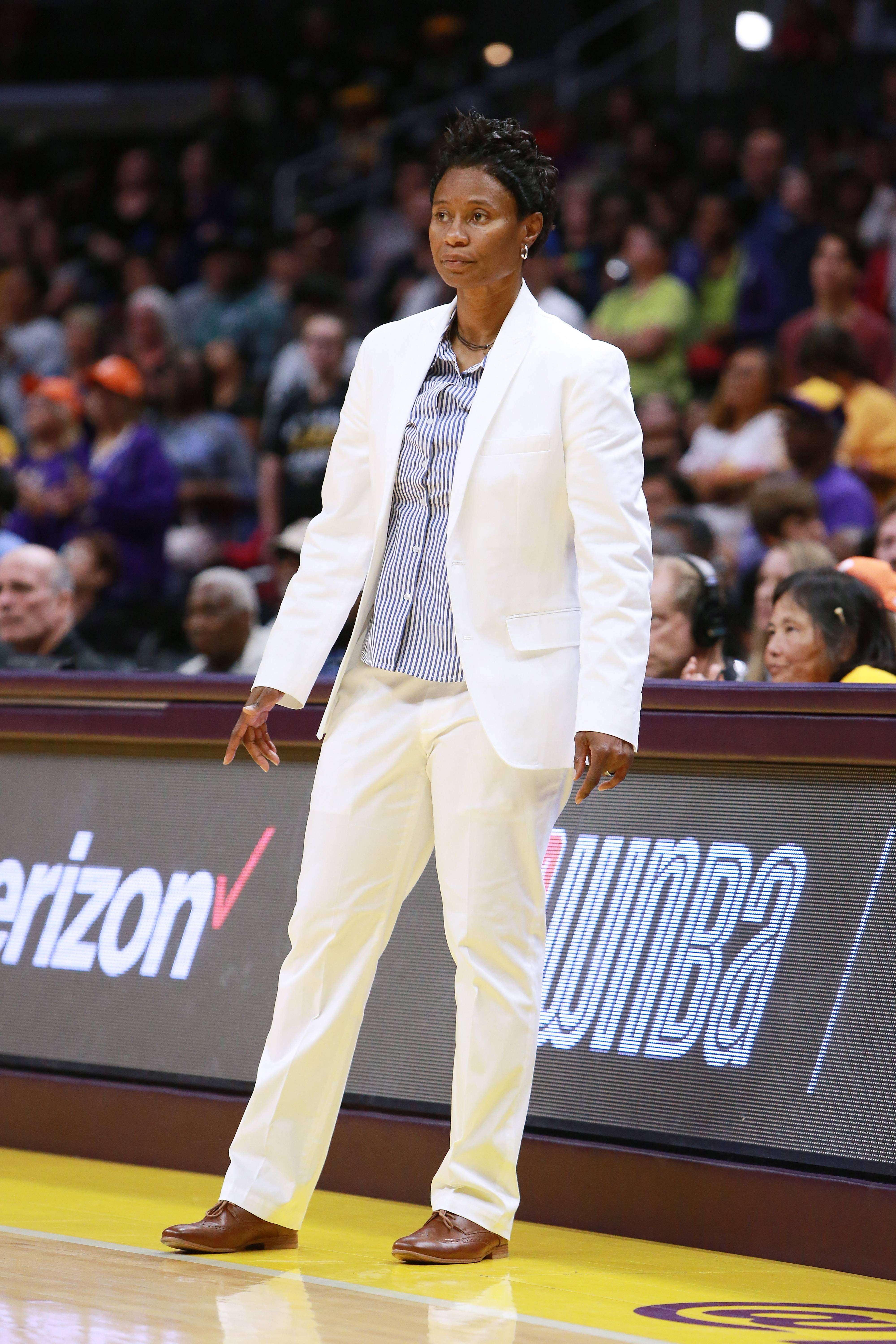 Vickie Johnson Signs With Dallas Wings, Becoming WNBA’s Only Black ...