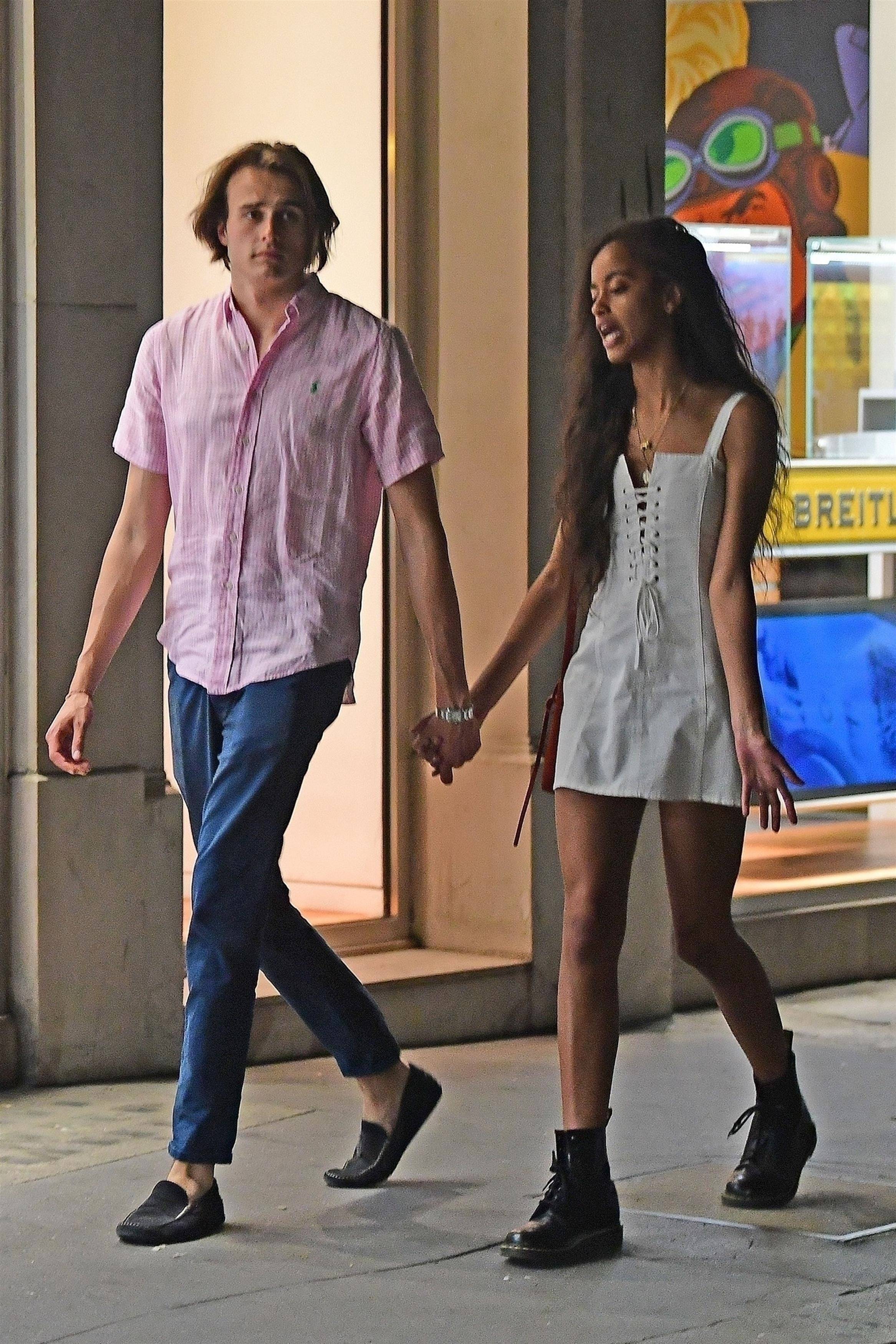 See Malia Obama's Super-Short Mini Dress She Wore On A Dinner Date With ...