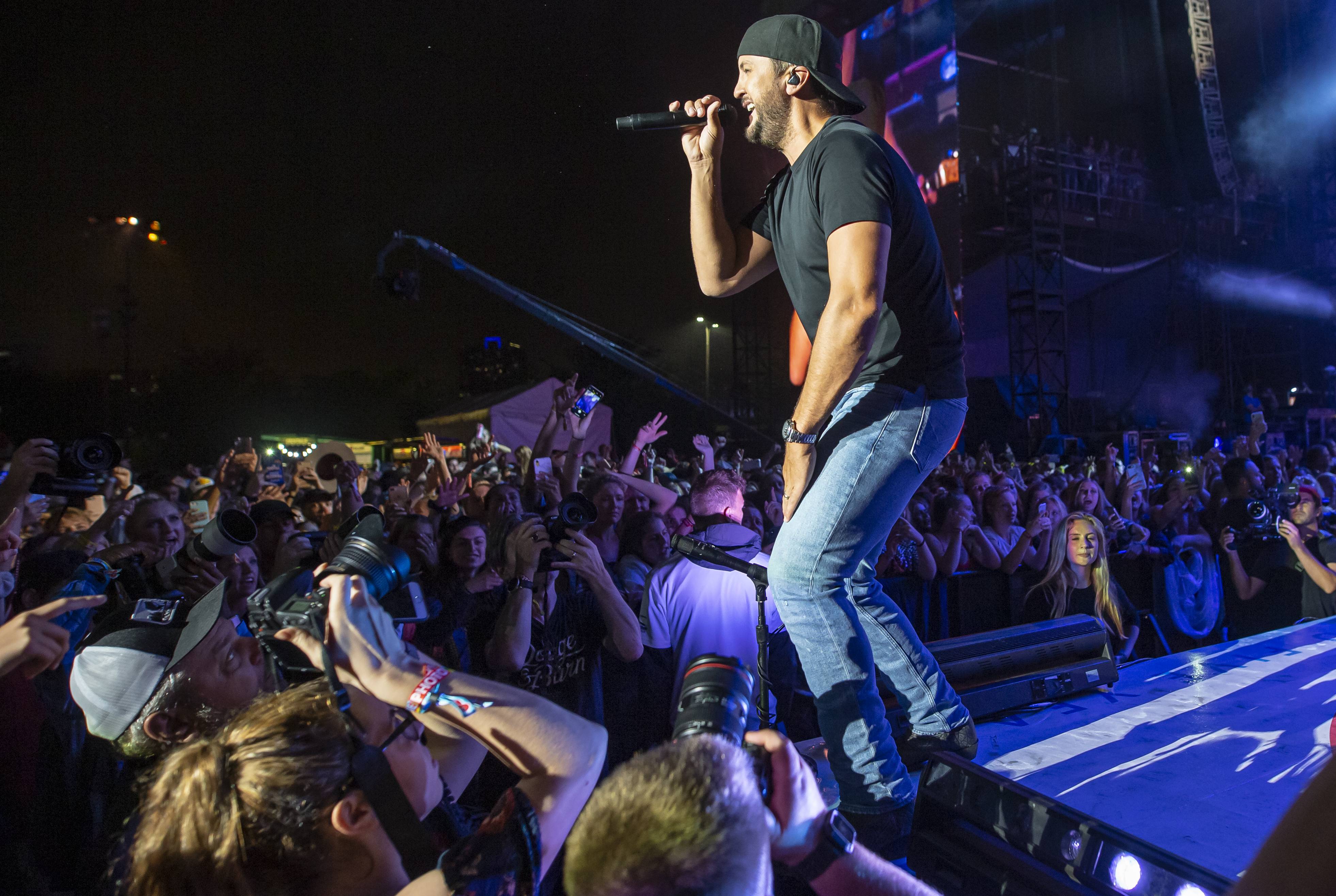 Luke Bryan Dancing On Stage