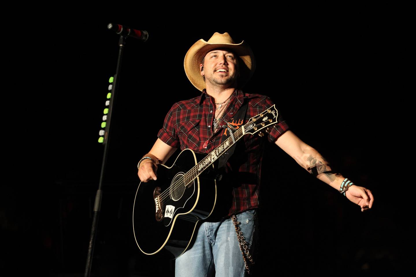 Exclusive Jason Aldean Moves Forward With Rearview Town News Cmt