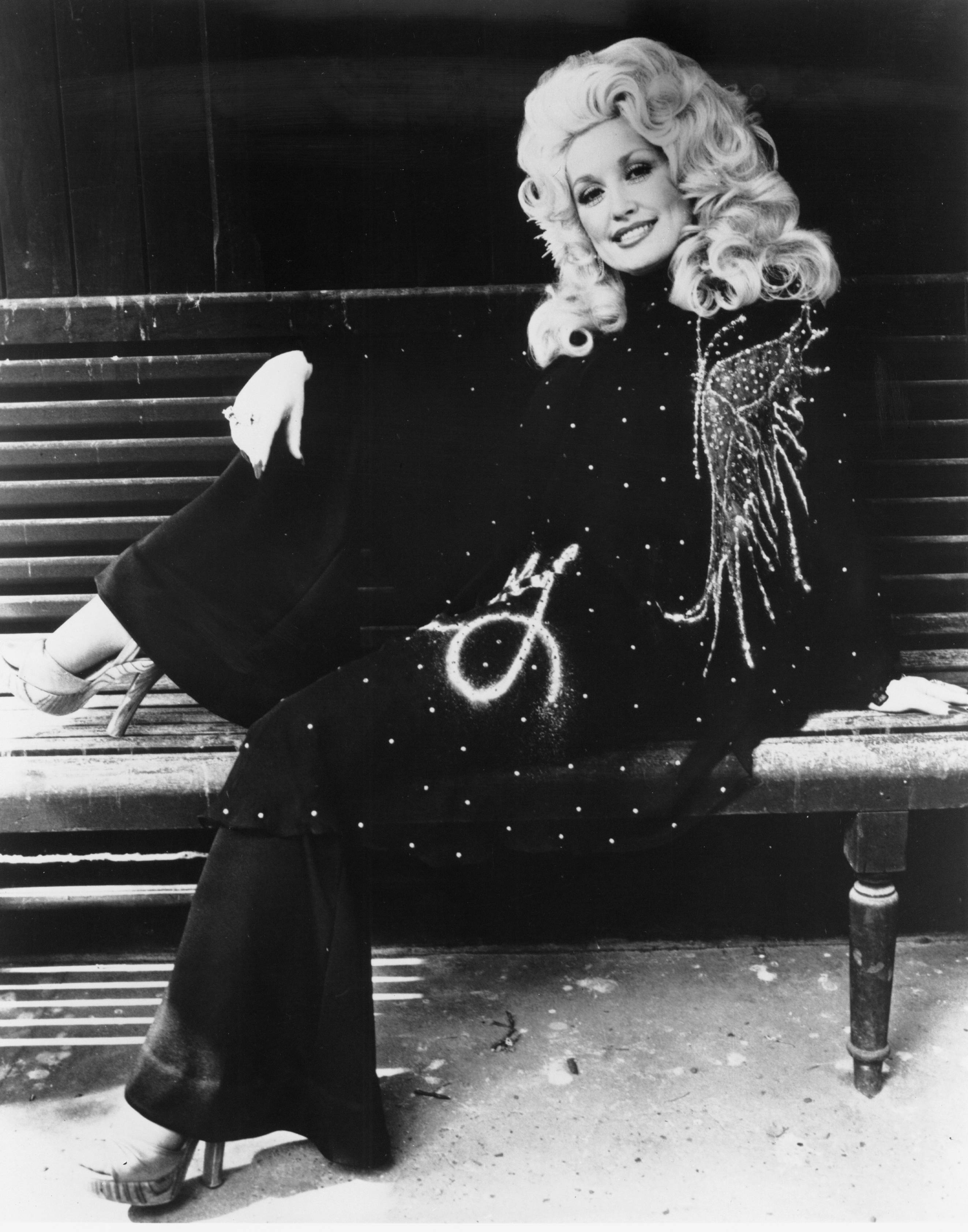 Dolly Parton Shares 11 Of Her Favorite Looks Since 1974 News Cmt