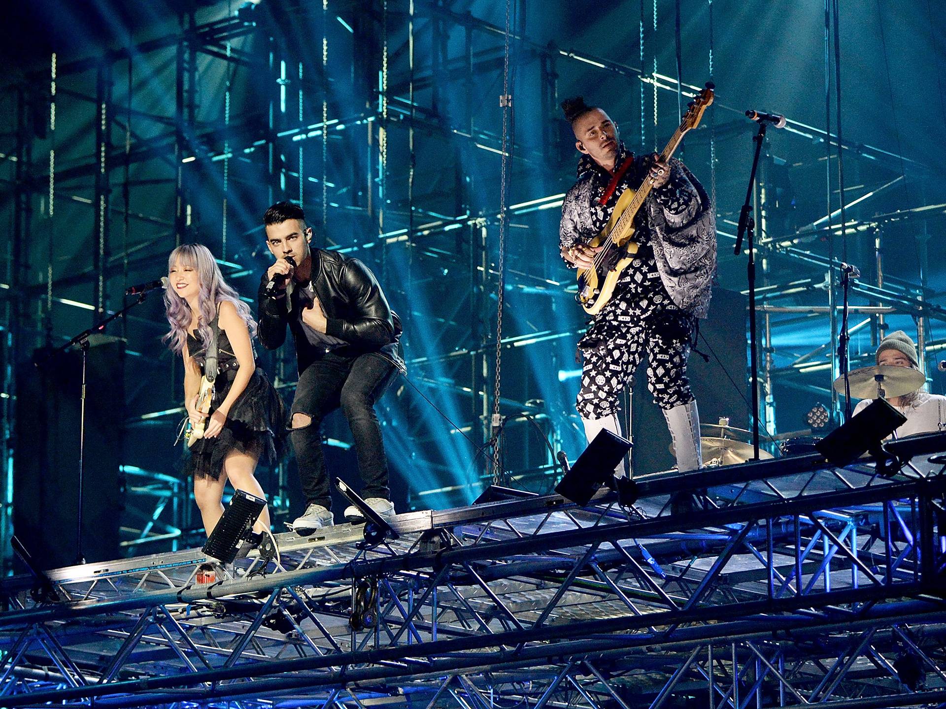 DNCE - Image 7 from Les performances incroyables des EMA | MTV EMA