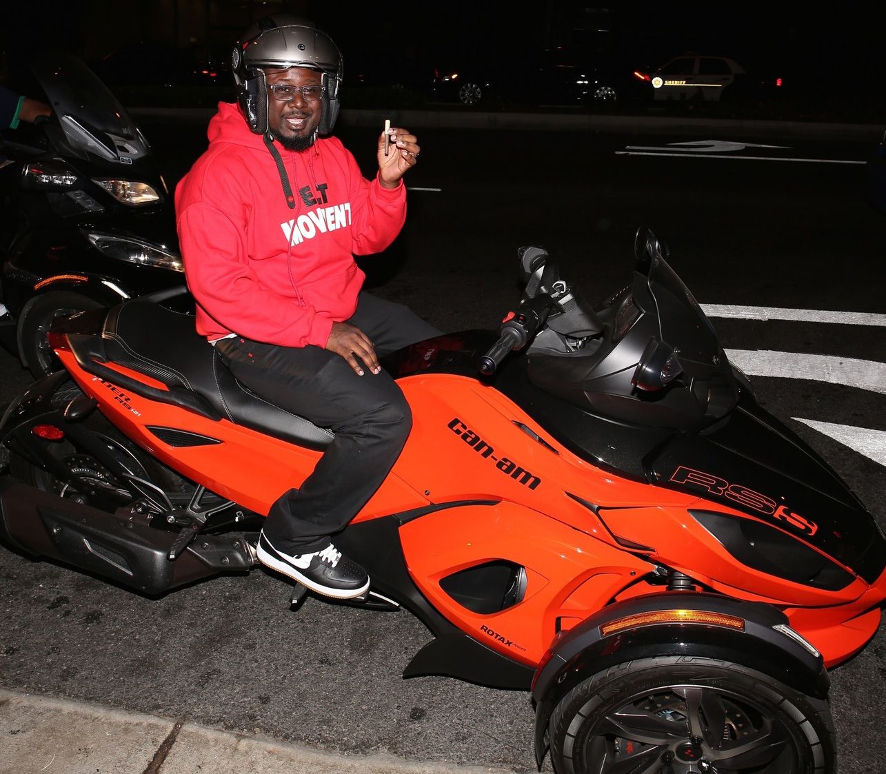 Mr. Multi-Tasker - T-Pain smokes - Image 9 from Out and About: Amber ...