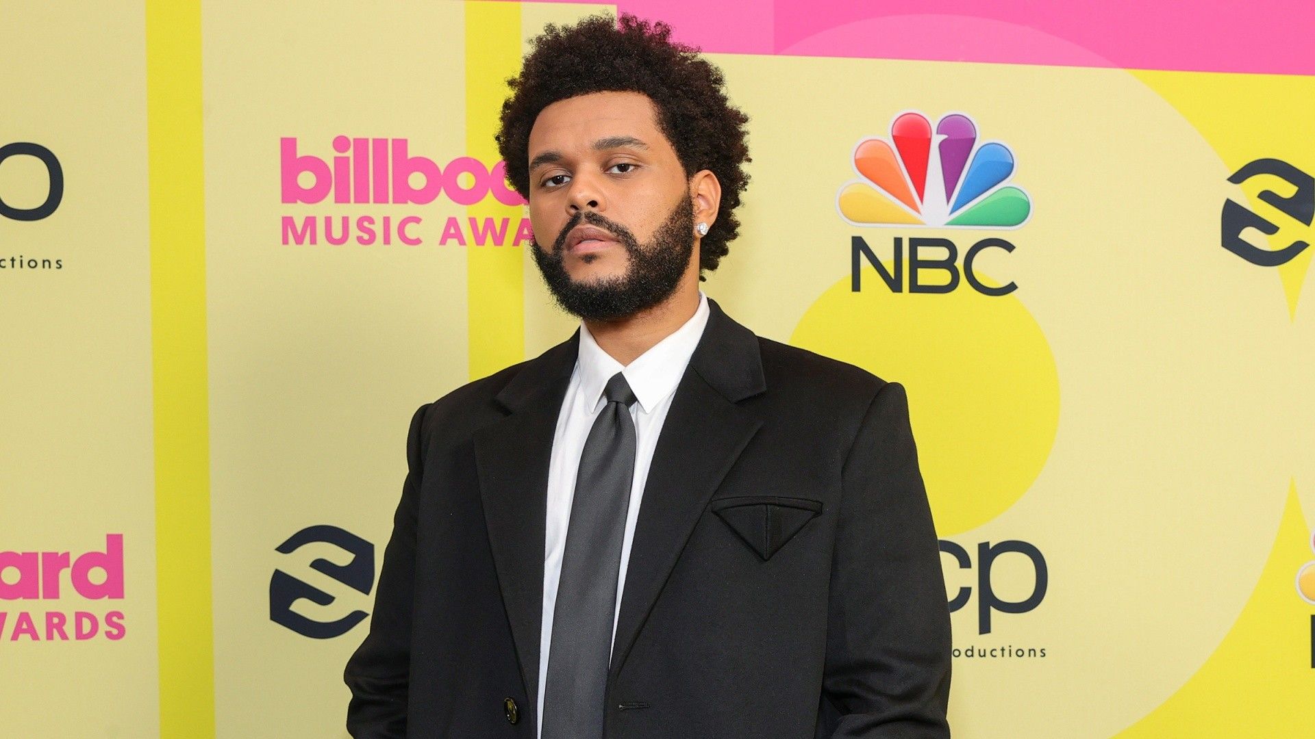 Man Falls To His Death At The Weeknd's Philadelphia Tour Stop - (Video ...