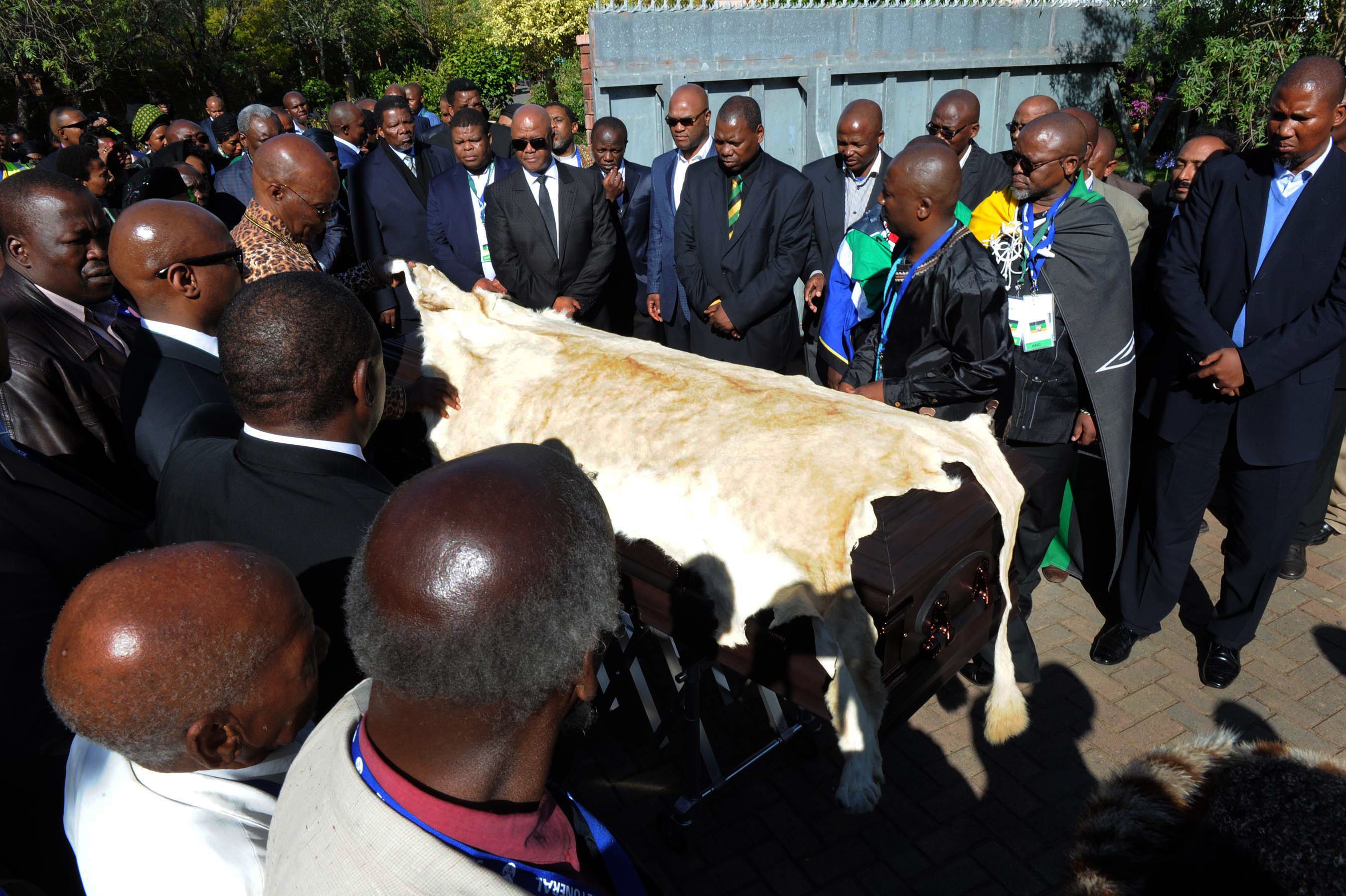 Draped in Tradition - - Image 15 from Farewell Madiba: Scenes From ...