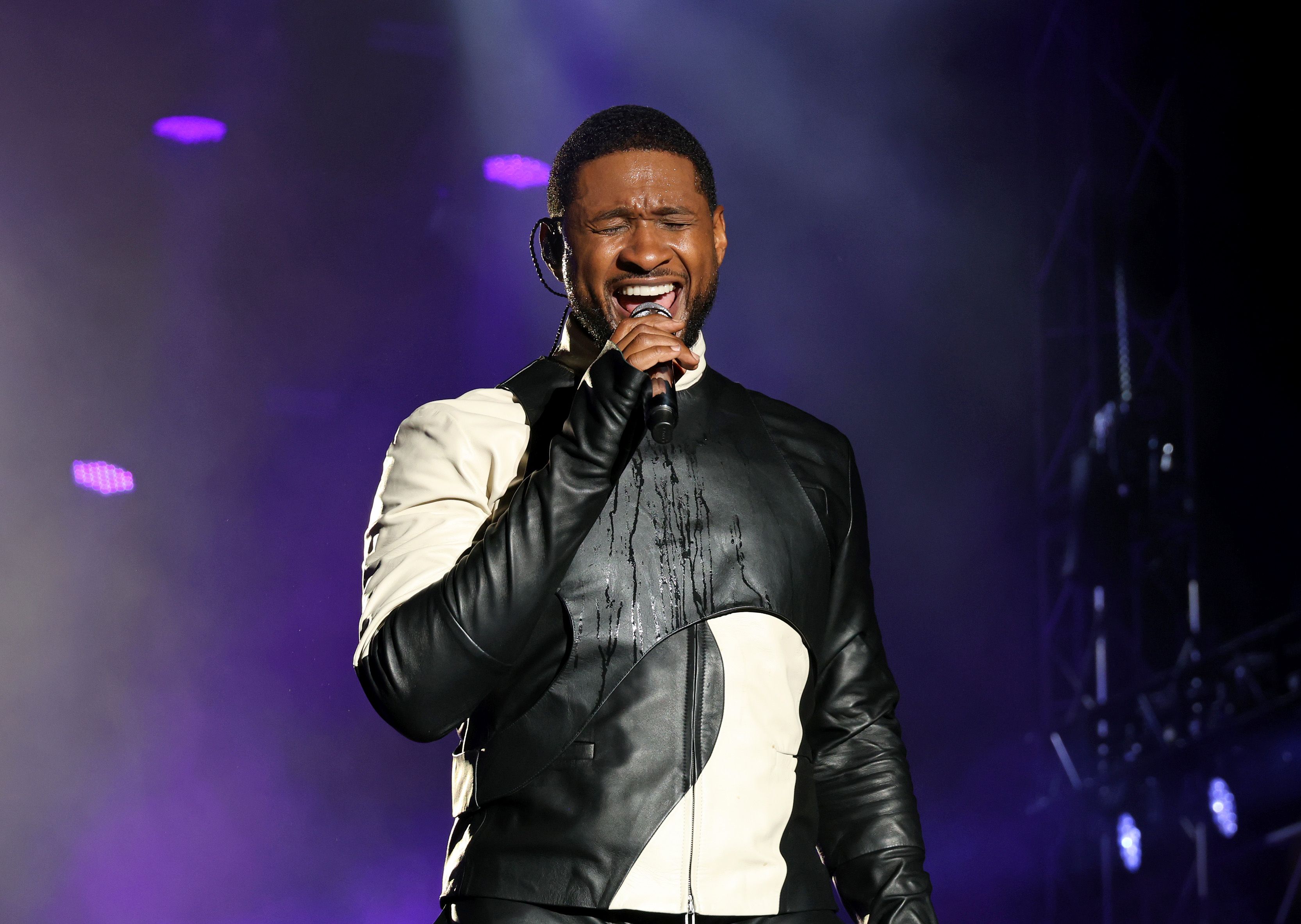 Usher looks super chill - Image 6 from Soul Train Awards 2023: Usher Is ...