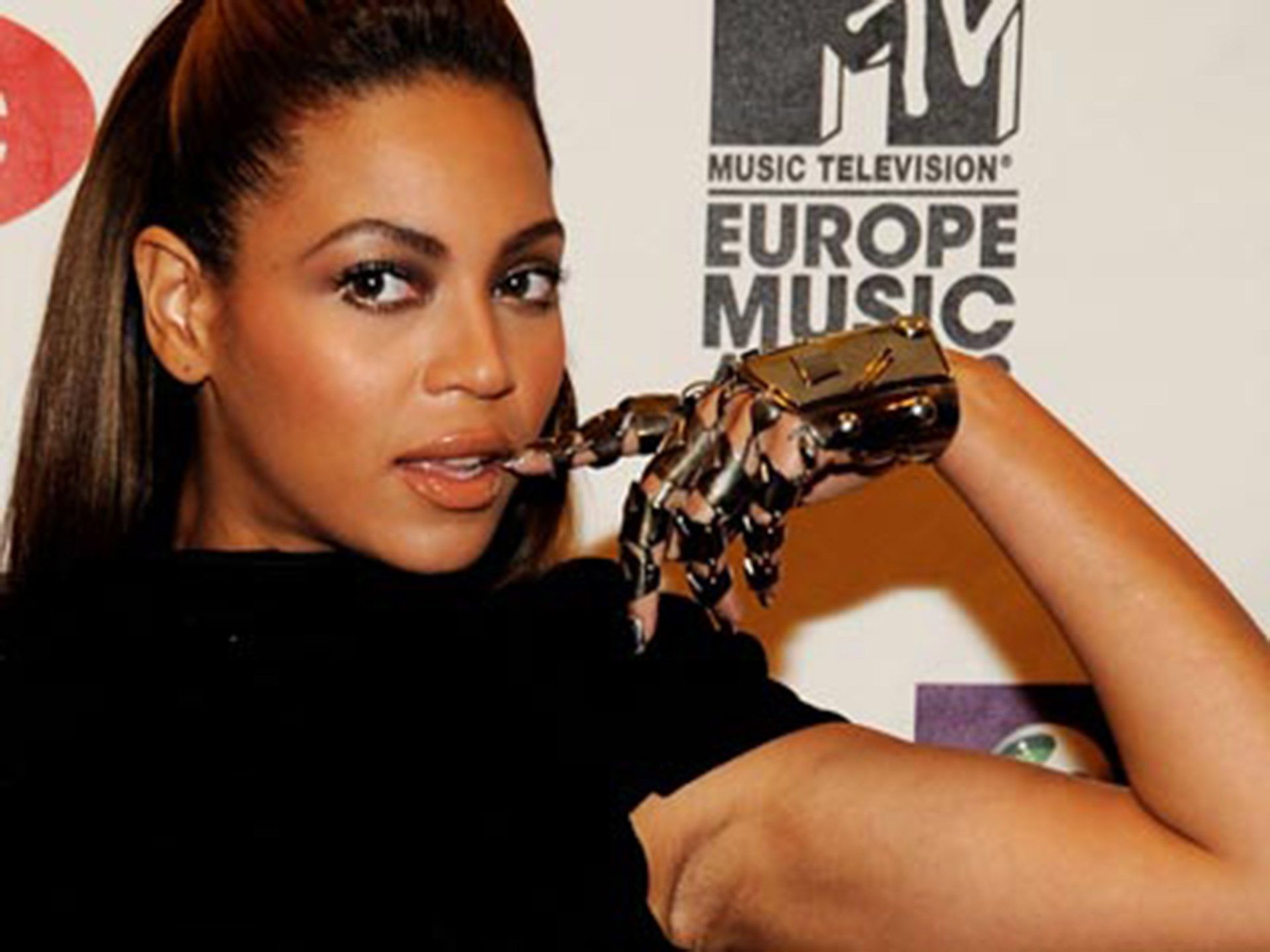 Icona Pop - Image 8 from These EMA Looks Belong In a Museum | MTV EMA