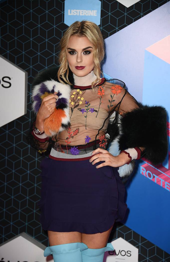 Image 20 from Check Out the Celebs Who Rocked the 2016 EMA Red Carpet ...